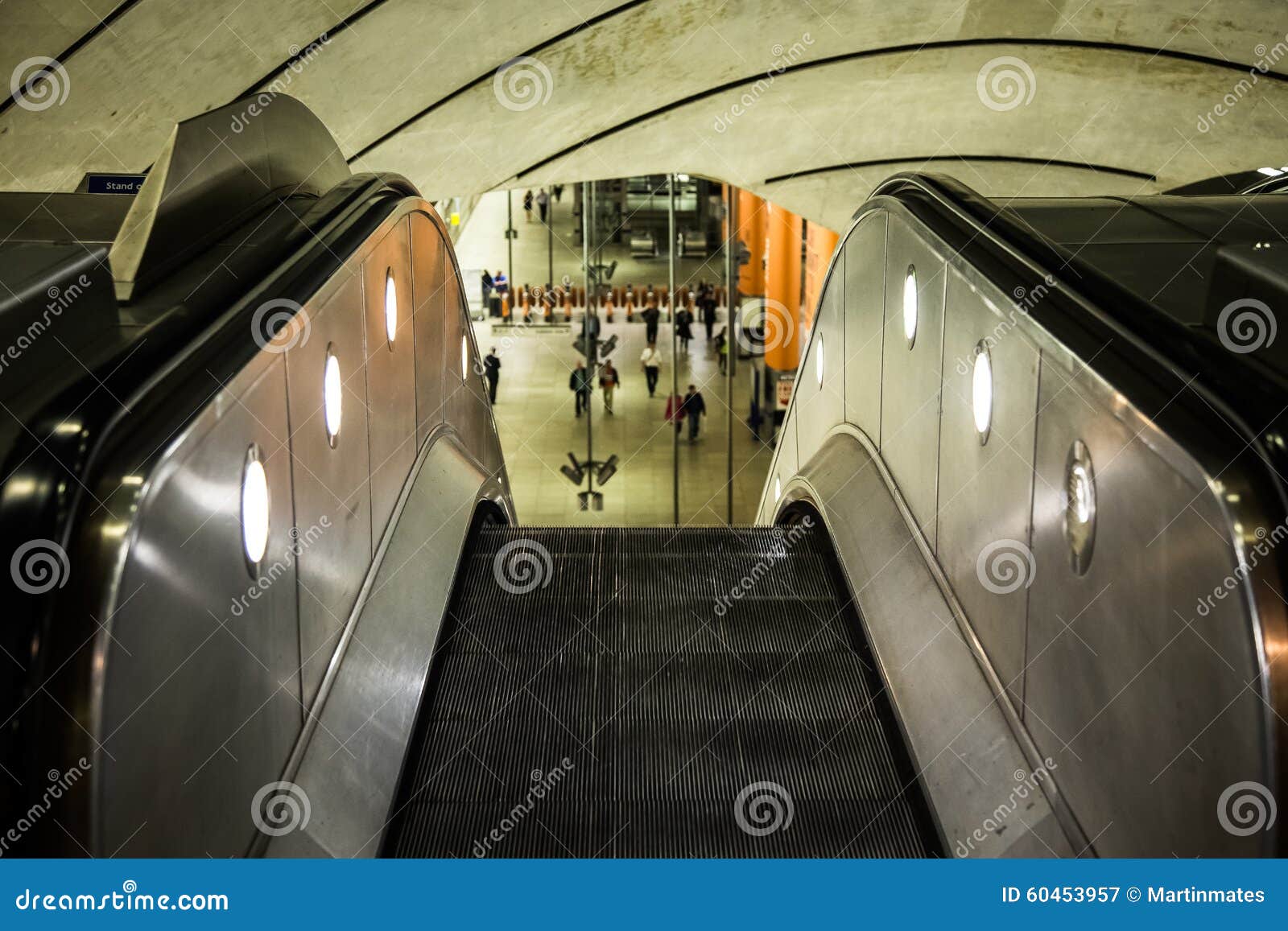 Rulltrappa fotografering för bildbyråer. Bild av tunnelbana - 60453957