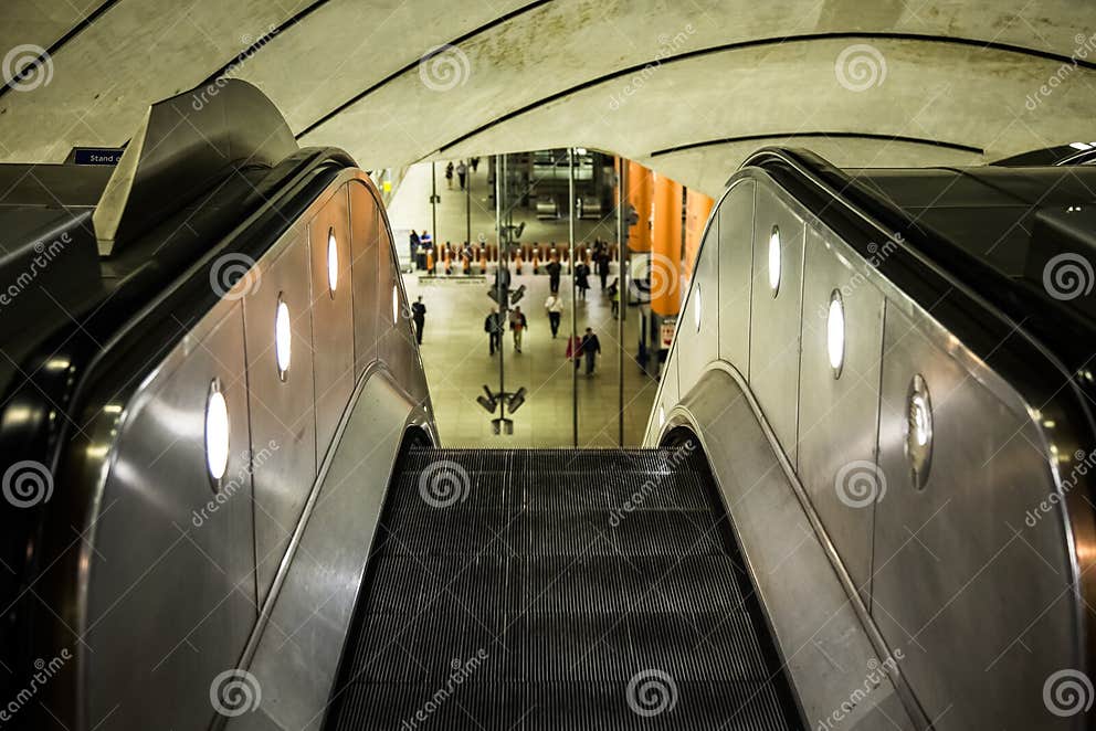 Rulltrappa fotografering för bildbyråer. Bild av tunnelbana - 60453957