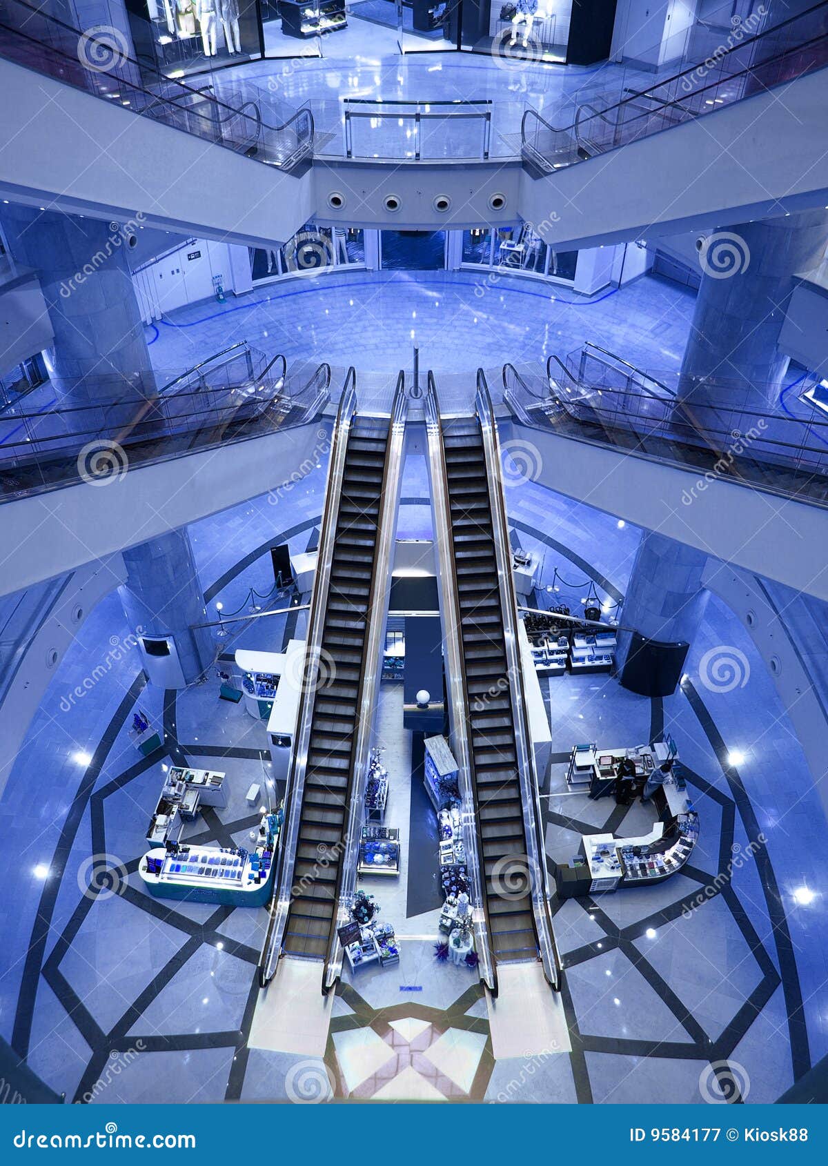 Rulltrappa fotografering för bildbyråer. Bild av rörelse - 9584177