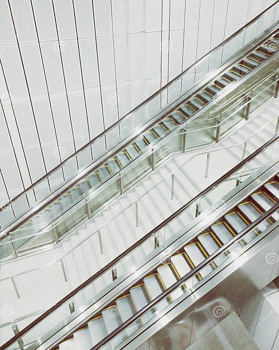 Rulltrappa arkivfoto. Bild av rulltrappa, tunnelbana - 97001790