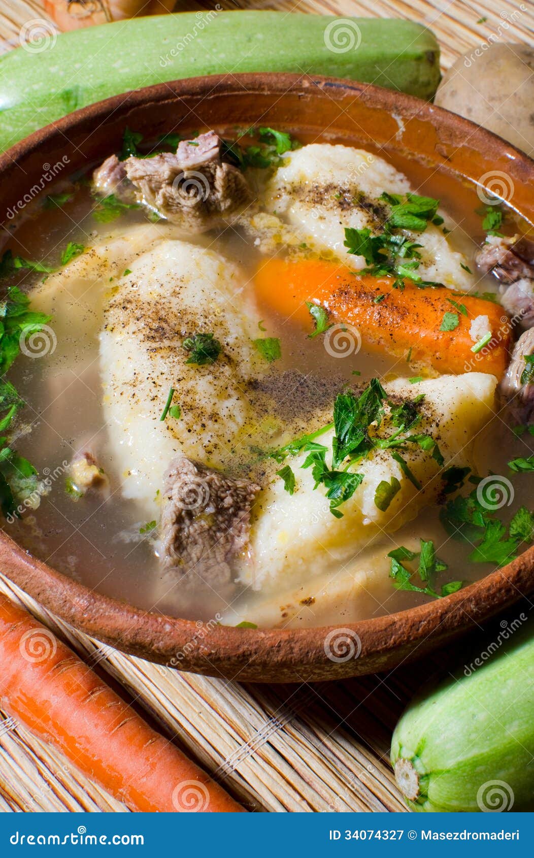 Rumänsk mat - klimpsoppa fotografering för bildbyråer. Bild av klimp ...