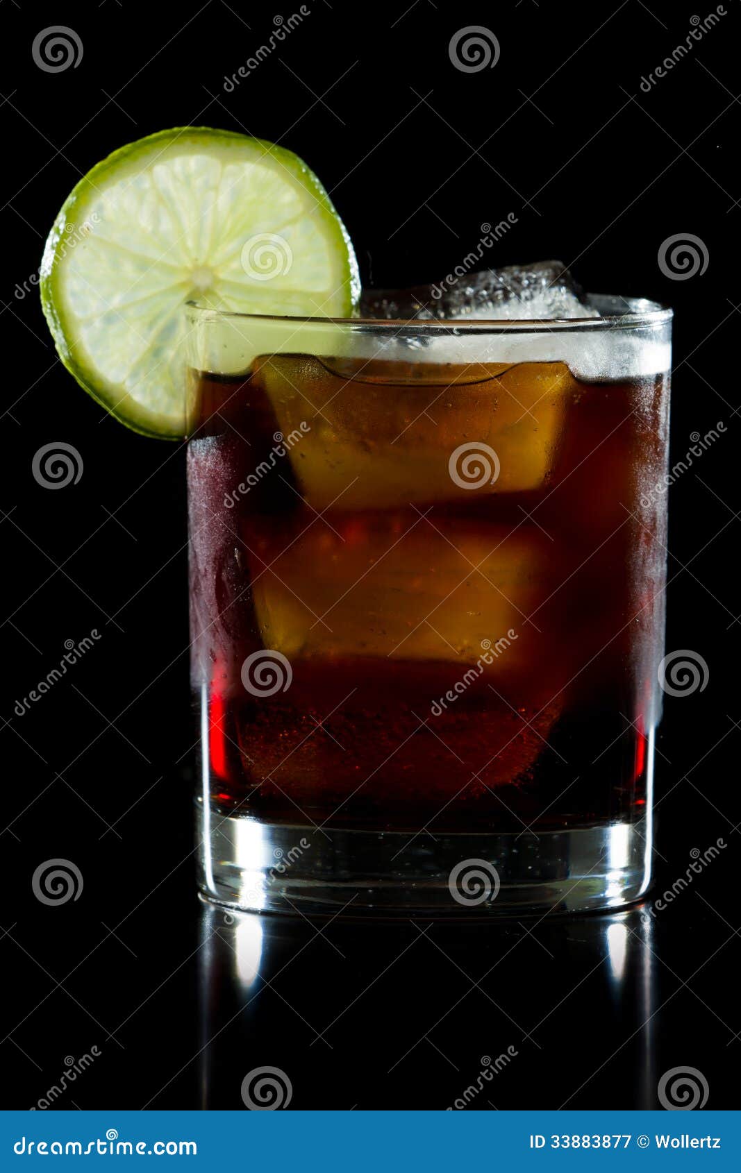 Rum e cola imagem de stock. Imagem de bebida, preto, coquetel - 33883877