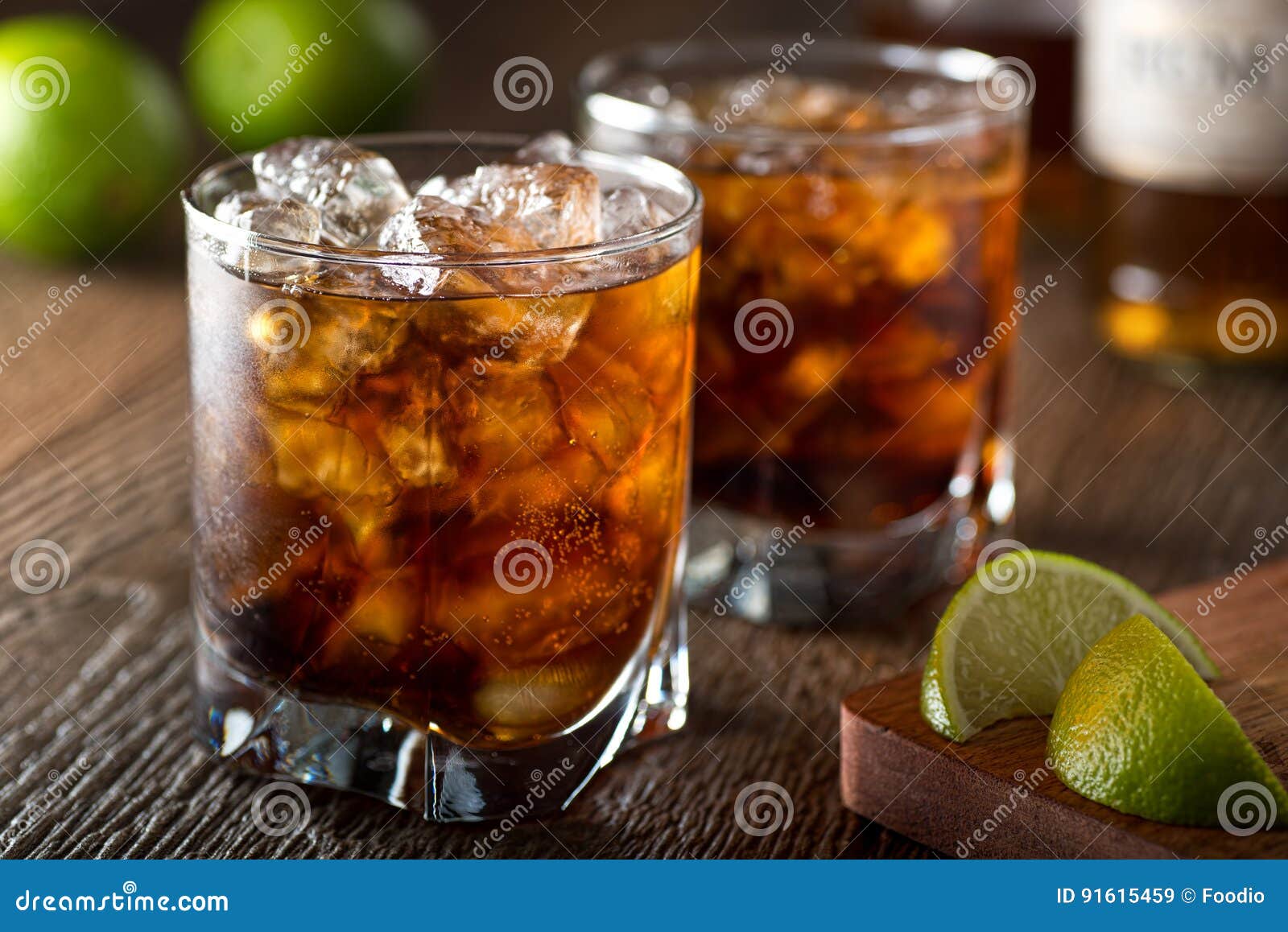 Rum e cola immagine stock. Immagine di linea, alcool - 91615459