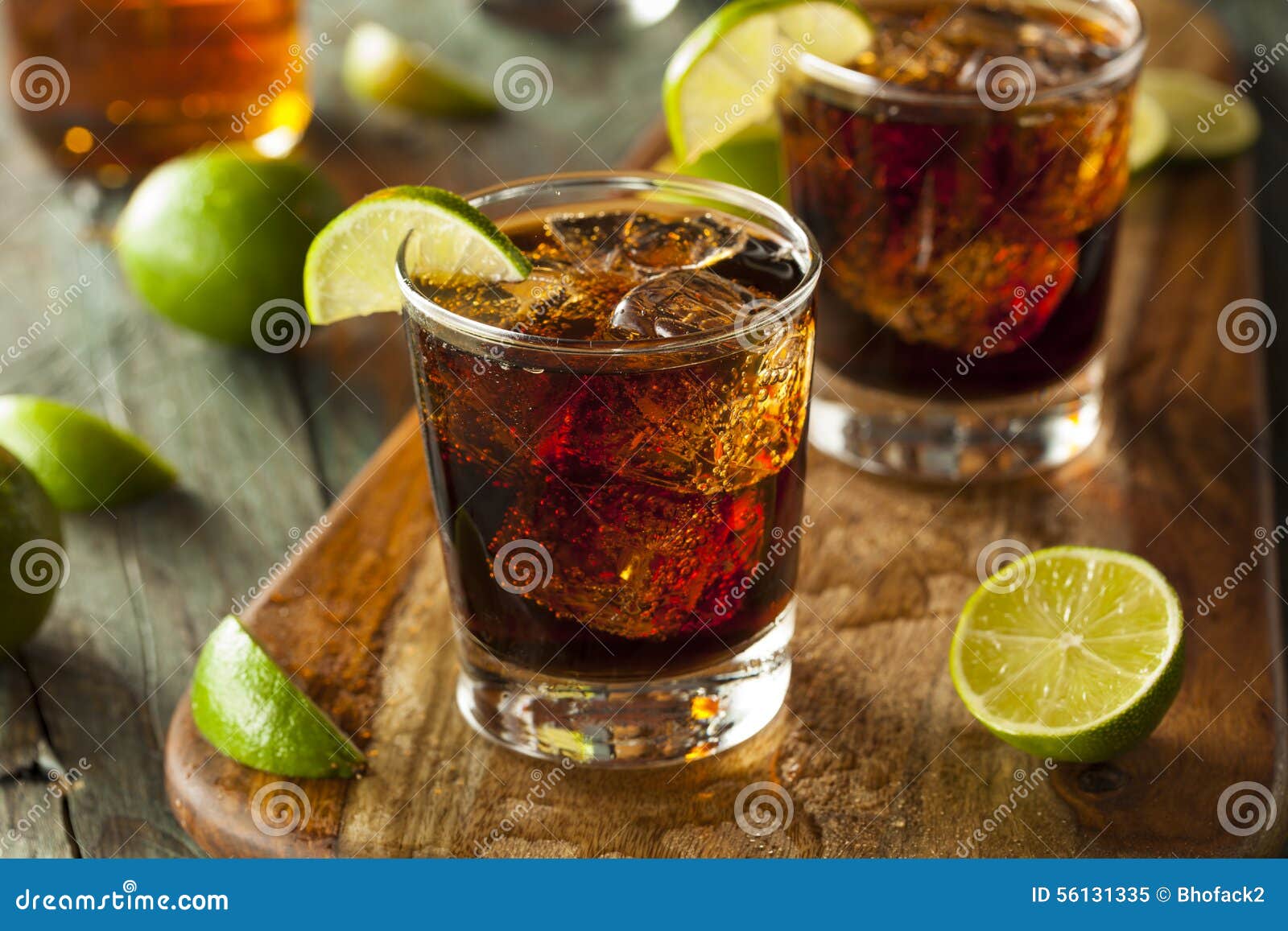 Rum e cola Cuba Libre immagine stock. Immagine di rinfrescamento - 56131335