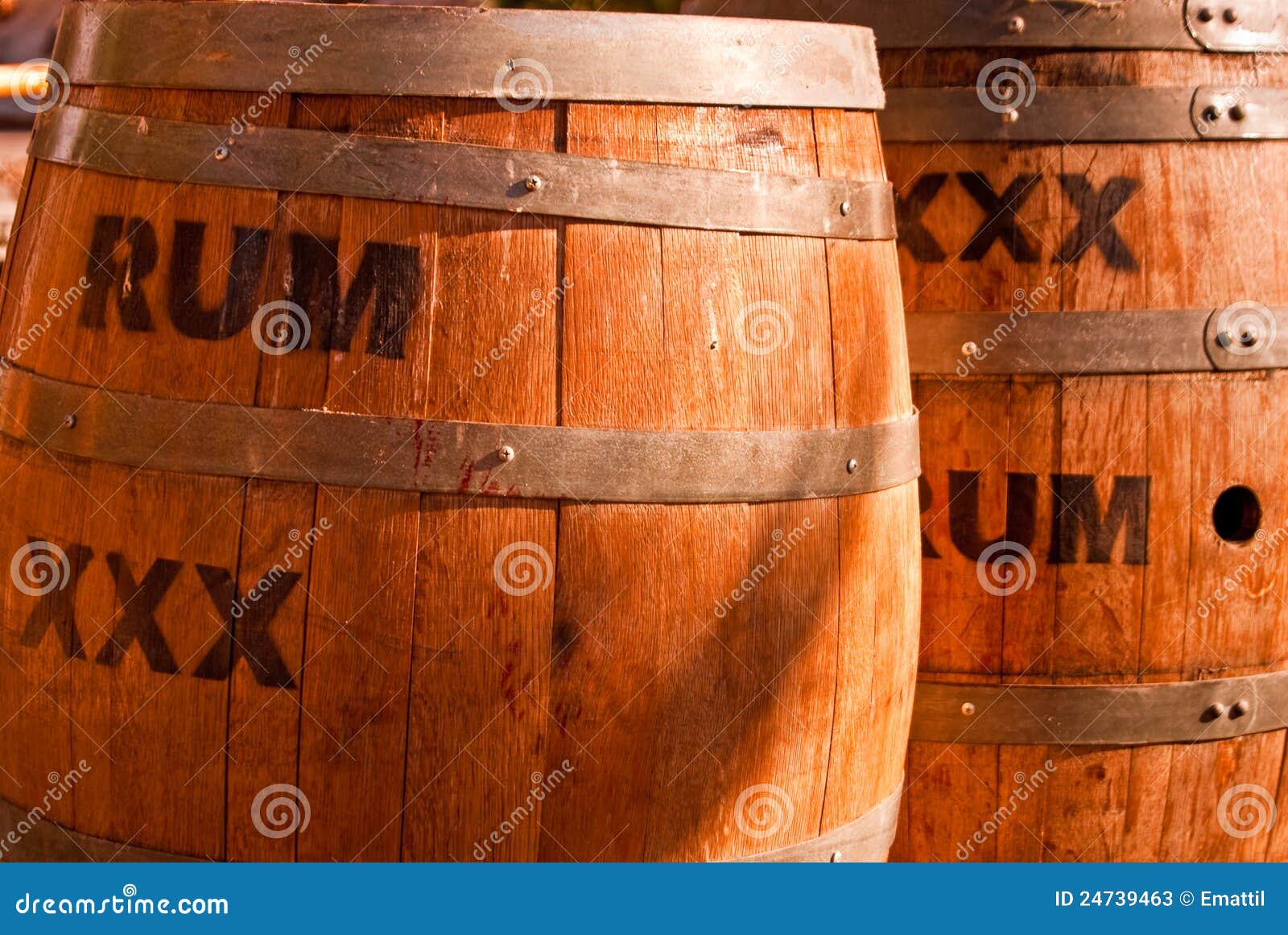 Rum-Fässer stockbild. Bild von metall, zimmer, holz, felge - 24739463