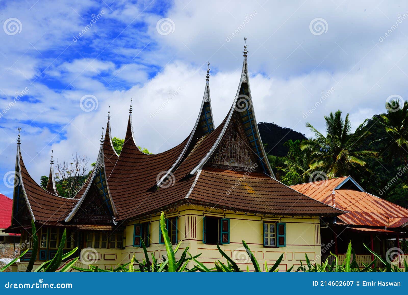 Rumah Gadang Aia Tabik En El Bukittinggi Imagen de archivo - Imagen de ...