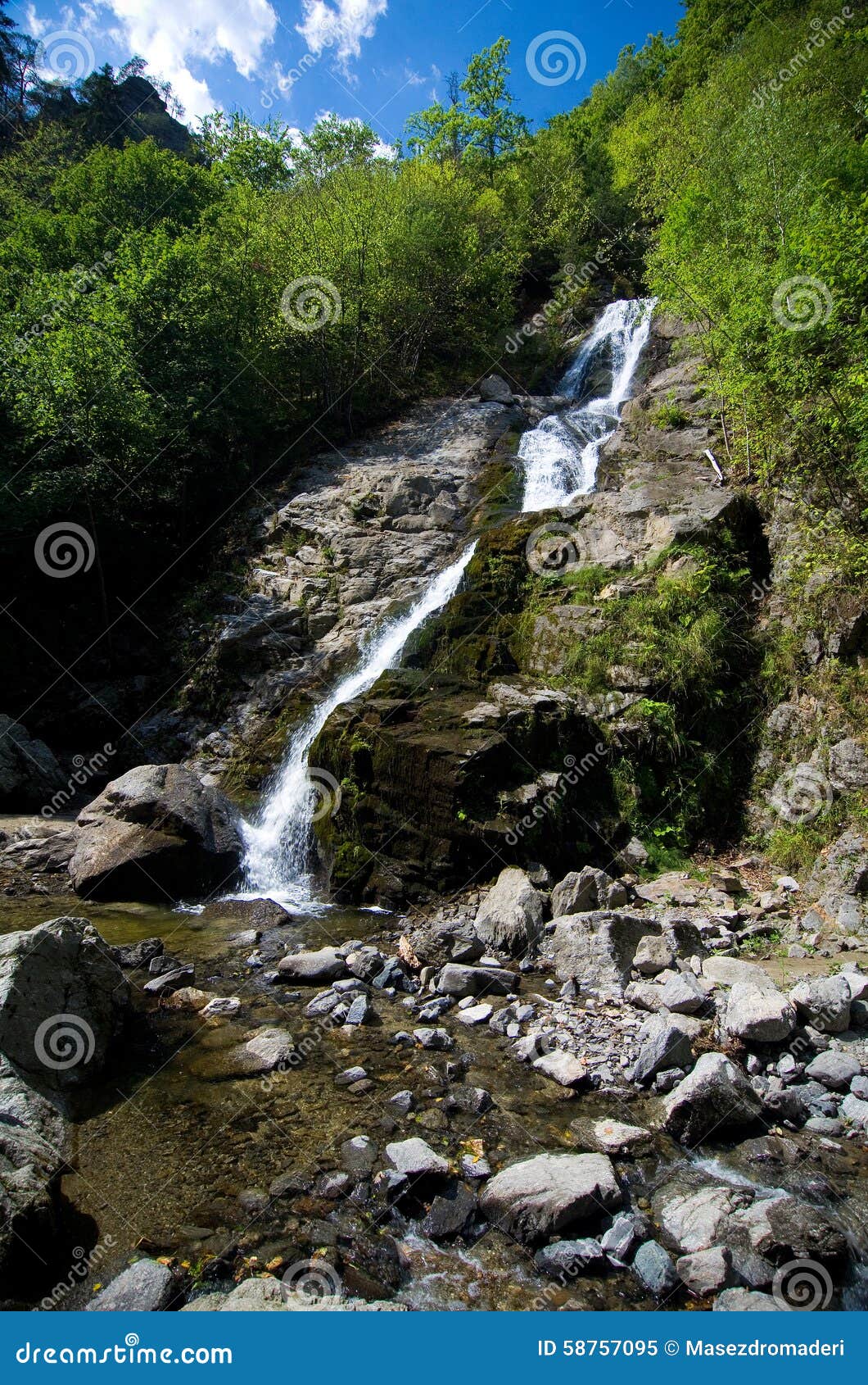 Rumania - Cascada De Lotrisor Imagen de archivo - Imagen de limpio ...