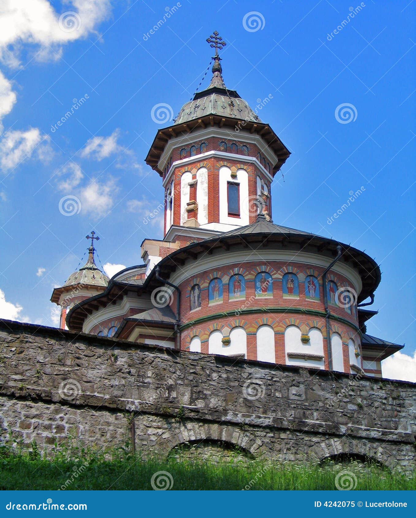 Rumania. Monasterio De Sinaia Imagen de archivo - Imagen de nubes ...
