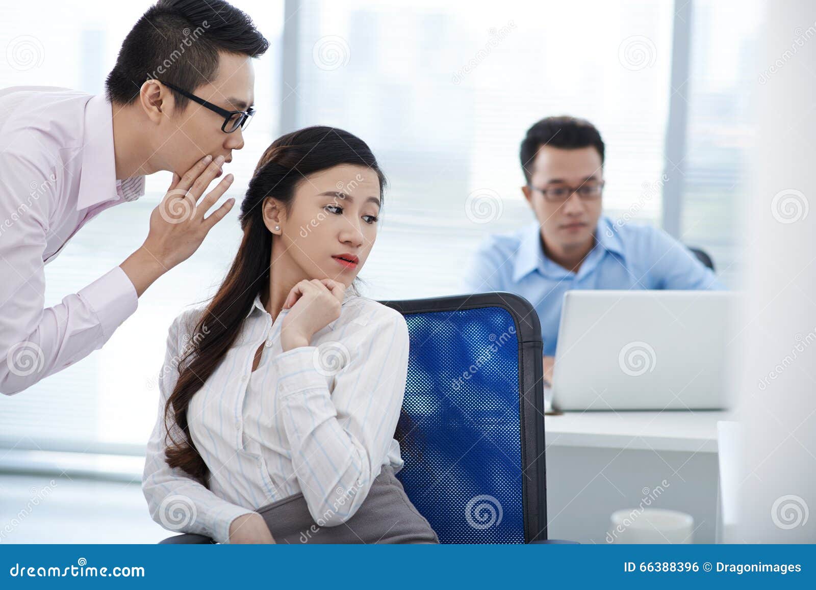 Rumores en oficina foto de archivo. Imagen de rumor, colega - 66388396