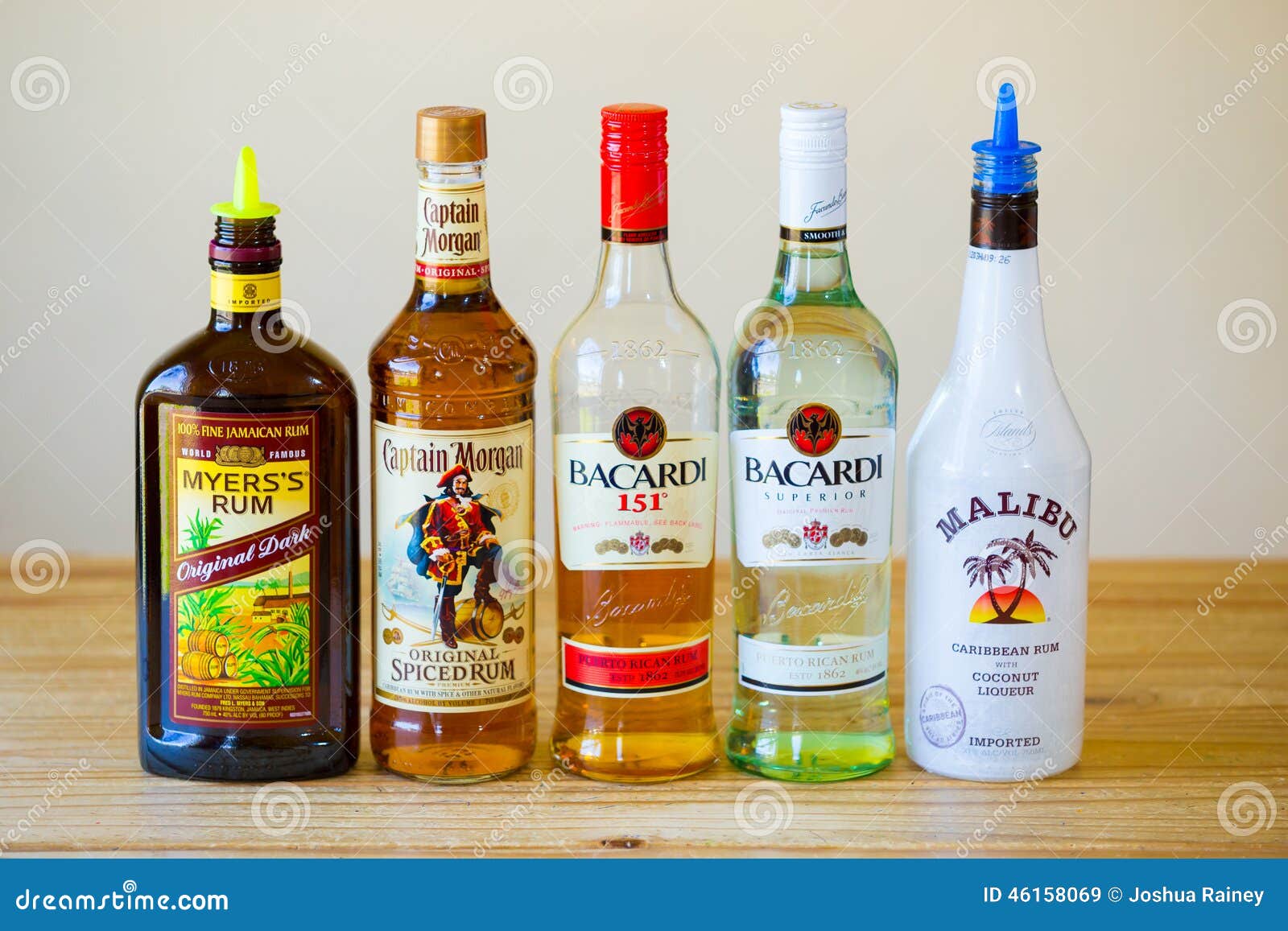 Rumselectie Bij Alcoholische Drankbar Redactionele Stock Afbeelding ...