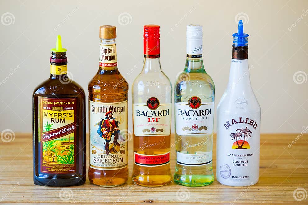 Rumselectie Bij Alcoholische Drankbar Redactionele Stock Afbeelding ...