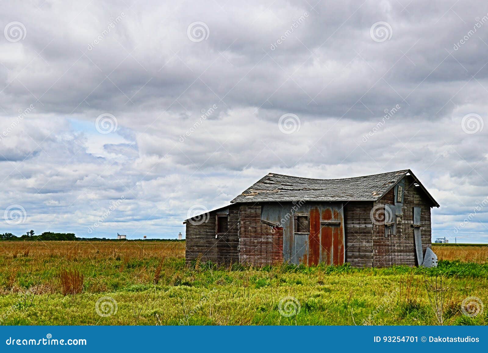 Run Down Old Barn in a Field Stock Image - Image of decay, meadow: 93254701