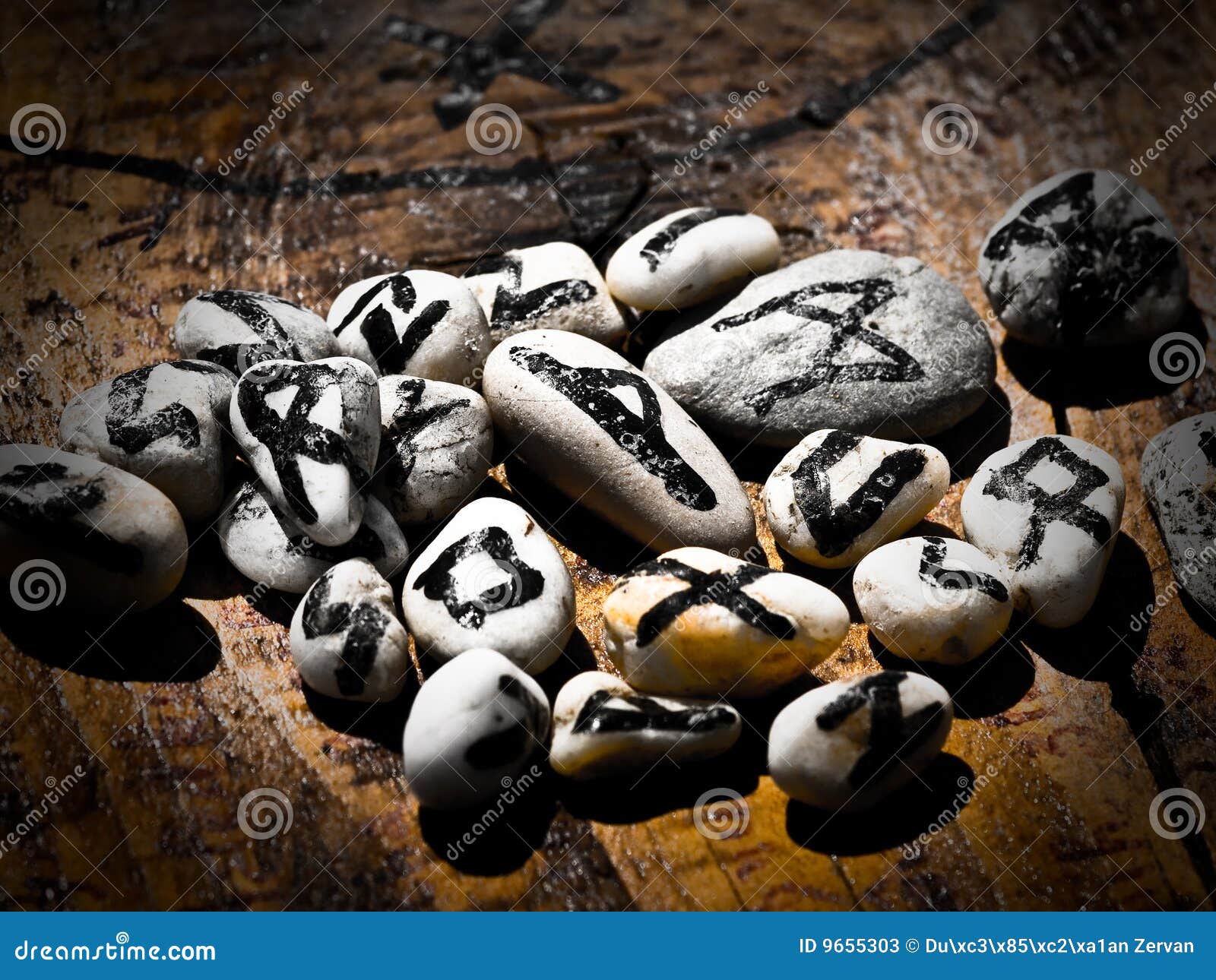 Runas mágicas del destino imagen de archivo. Imagen de destino - 9655303