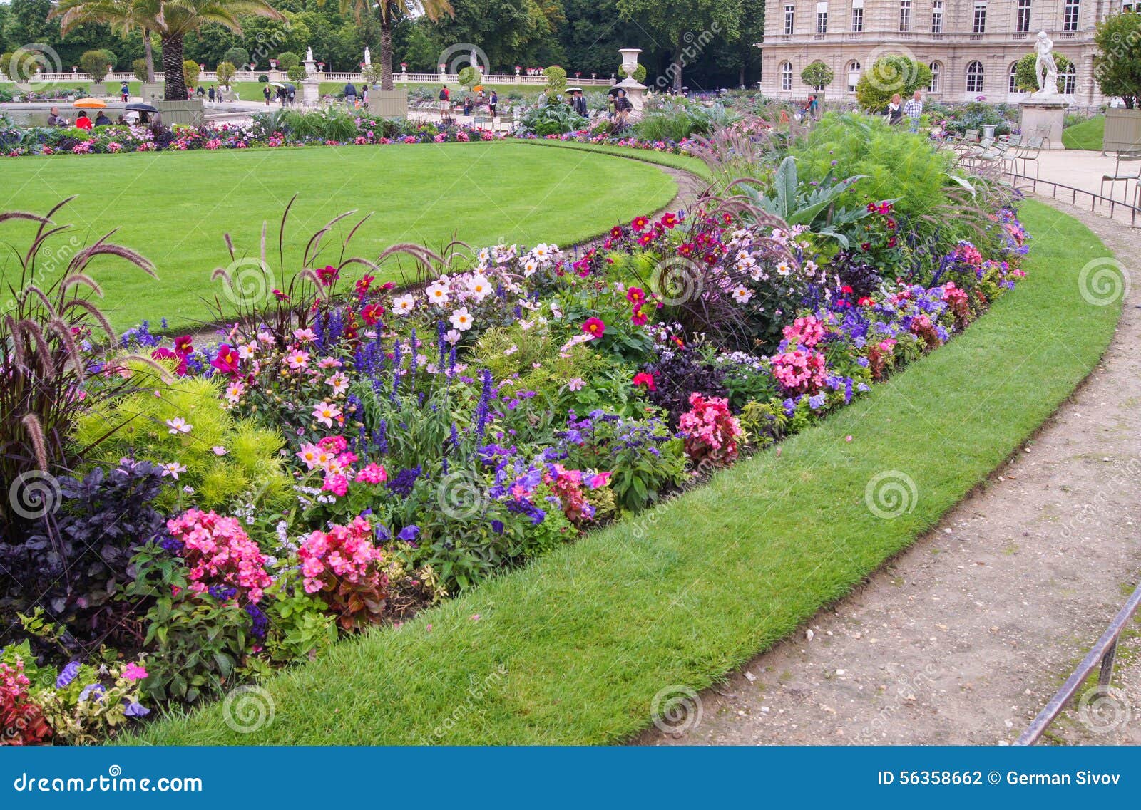 Rund rabatt arkivfoto. Bild av natur, säsong, kronblad - 56358662