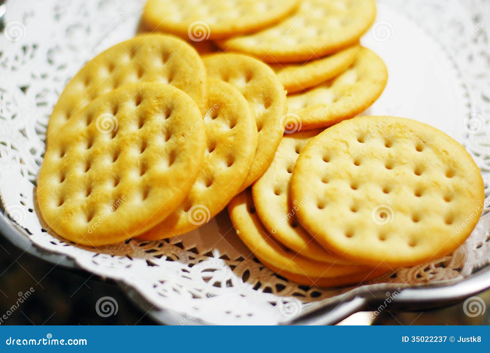 Runde Cracker stockbild. Bild von salz, kräcker, geschmackvoll - 35022237