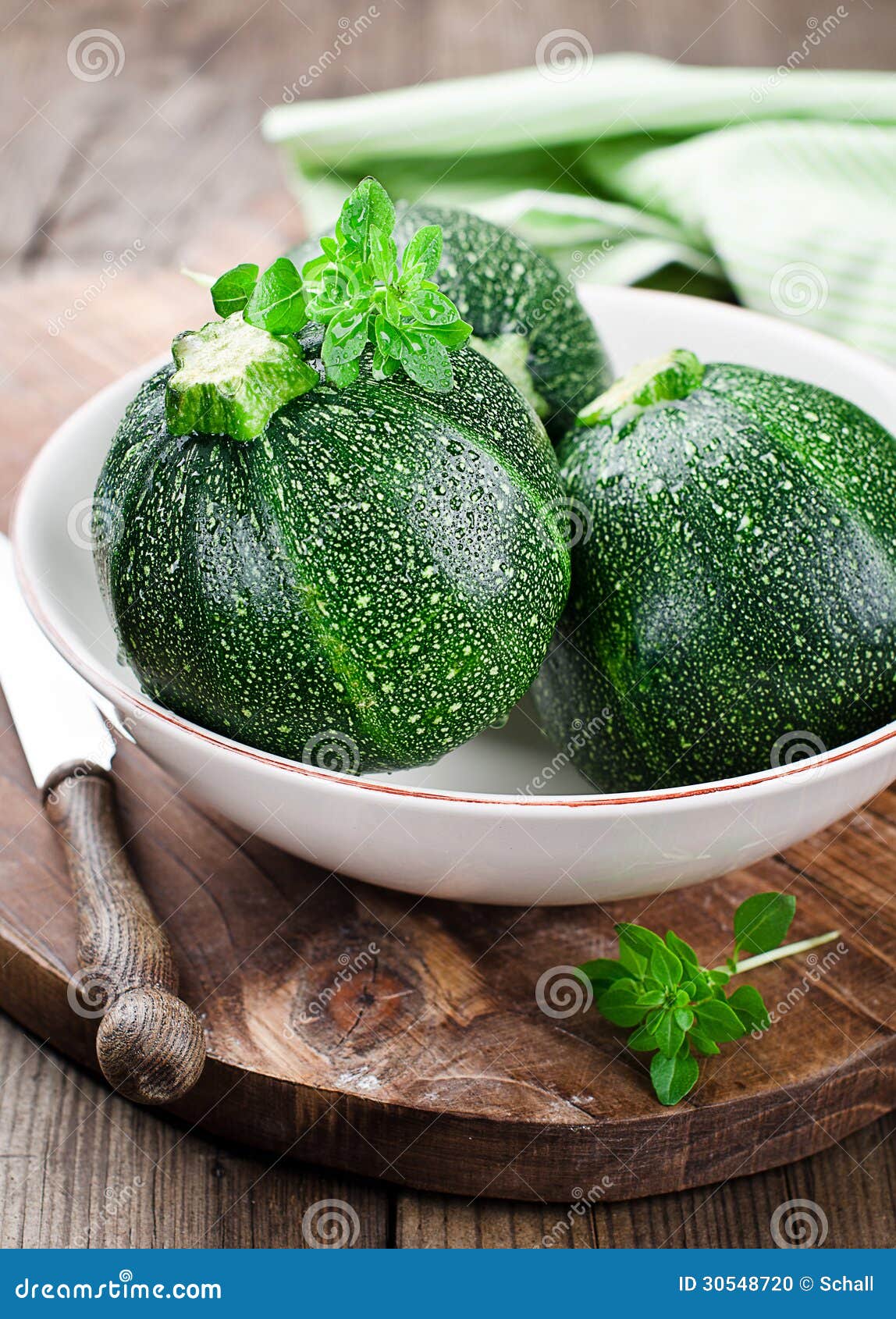 Runde Zucchini stockfoto. Bild von betriebe, landwirtschaft - 30548720