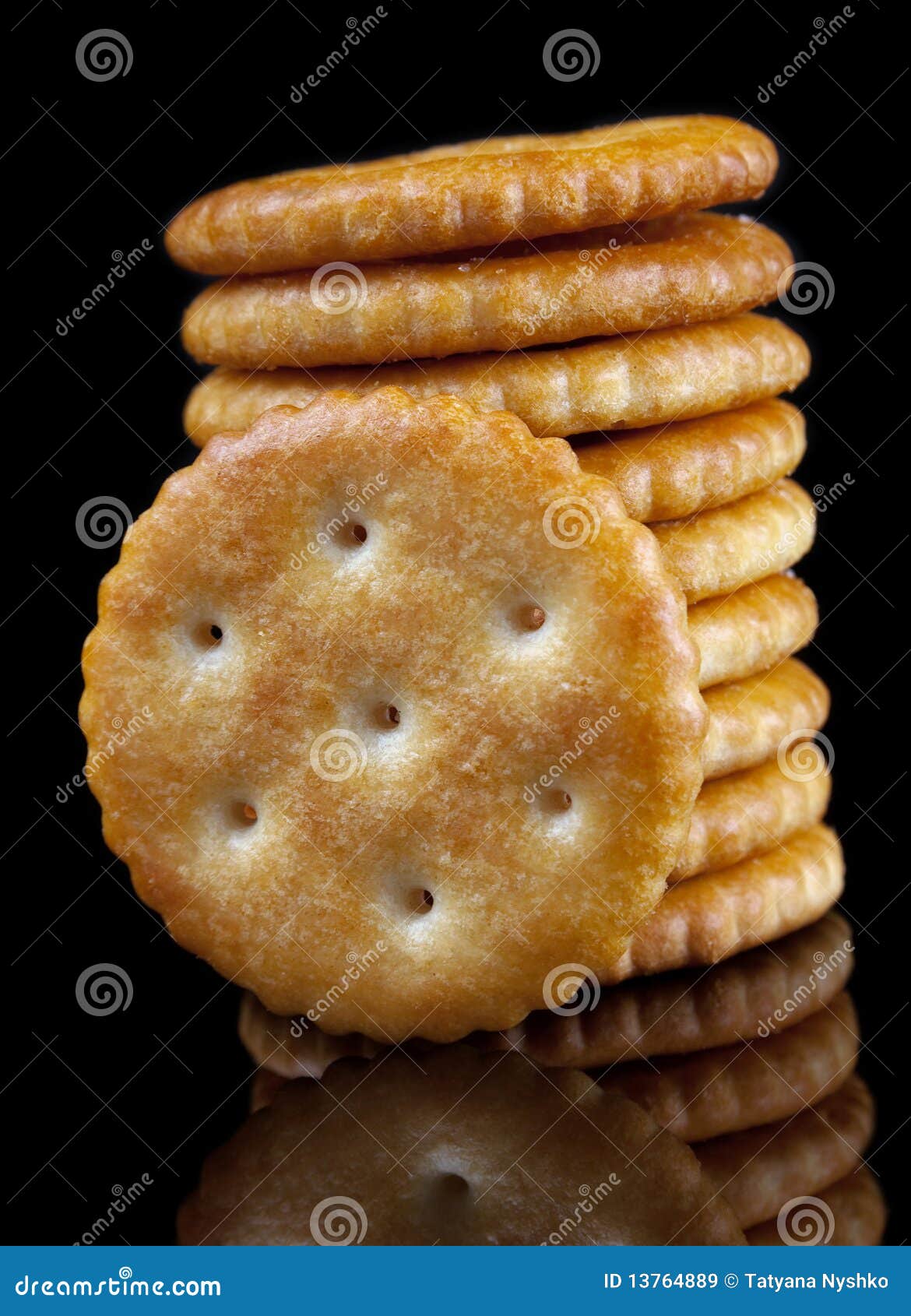 Runder Cracker des Salzes stockbild. Bild von gelb, salz - 13764889