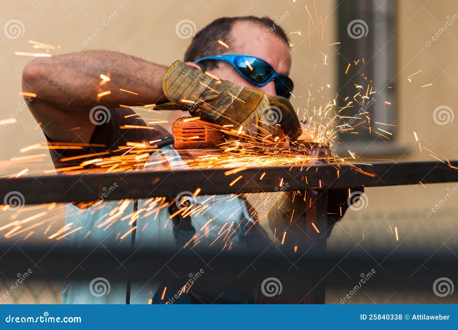 Rundschreiben Sah Und Eine Arbeitskraft Stockfoto - Bild von leistung ...