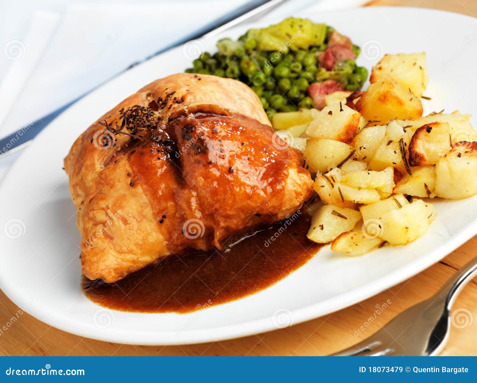 Rundvlees in bladerdeeg stock afbeelding. Image of groenten - 18073479