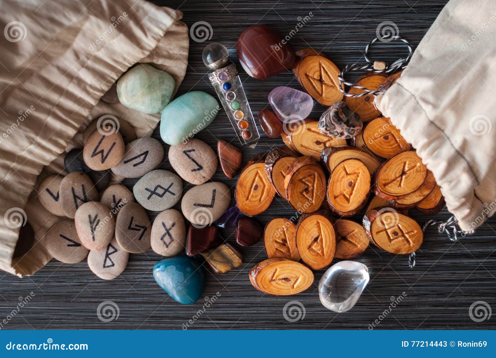 Rune magiche immagine stock. Immagine di pietra, psichico - 77214443