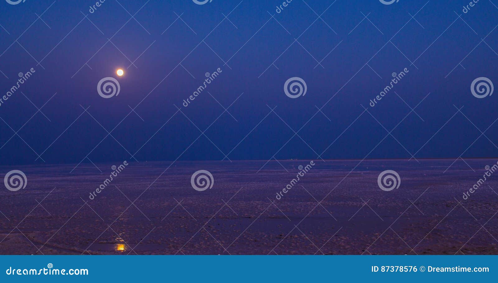 Runn Do Deserto Branco De Kutch Aka Na Lua Cheia Foto de Stock - Imagem ...