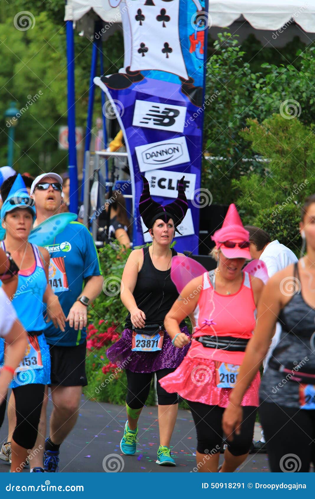 Runners dressed in costume editorial photo. Image of marathon - 50918291