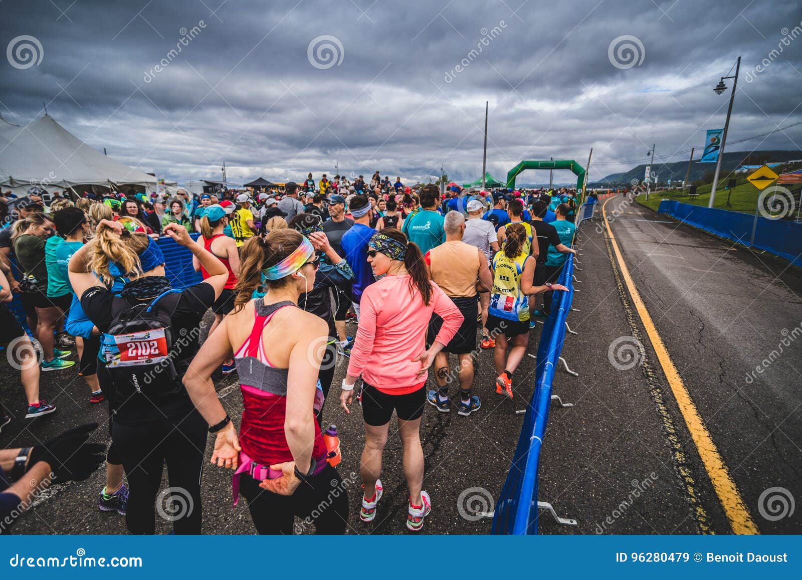 Runners Waiting at the Starting Line Editorial Stock Image - Image of ...