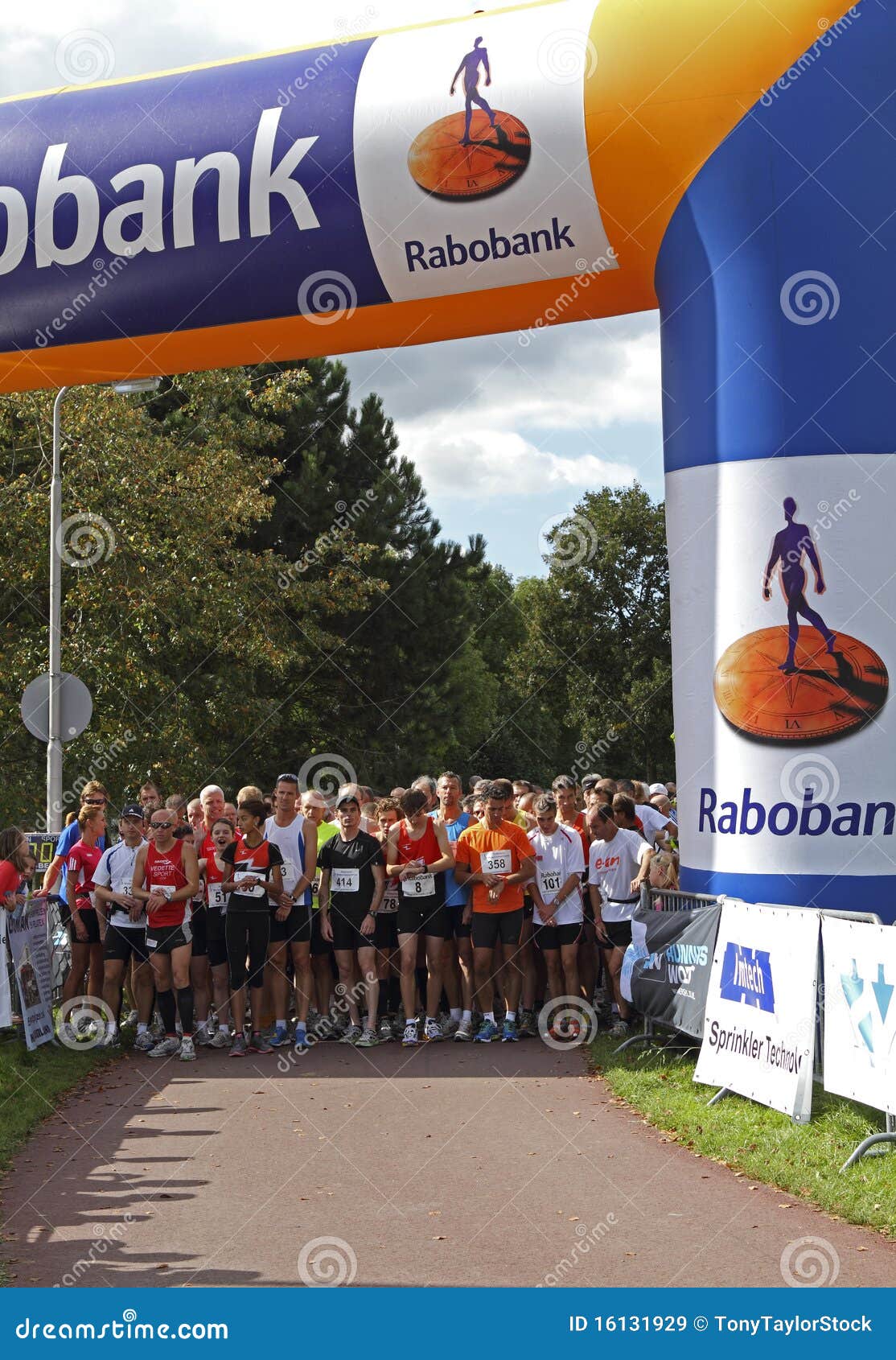 Runners waiting to start editorial stock image. Image of living - 16131929