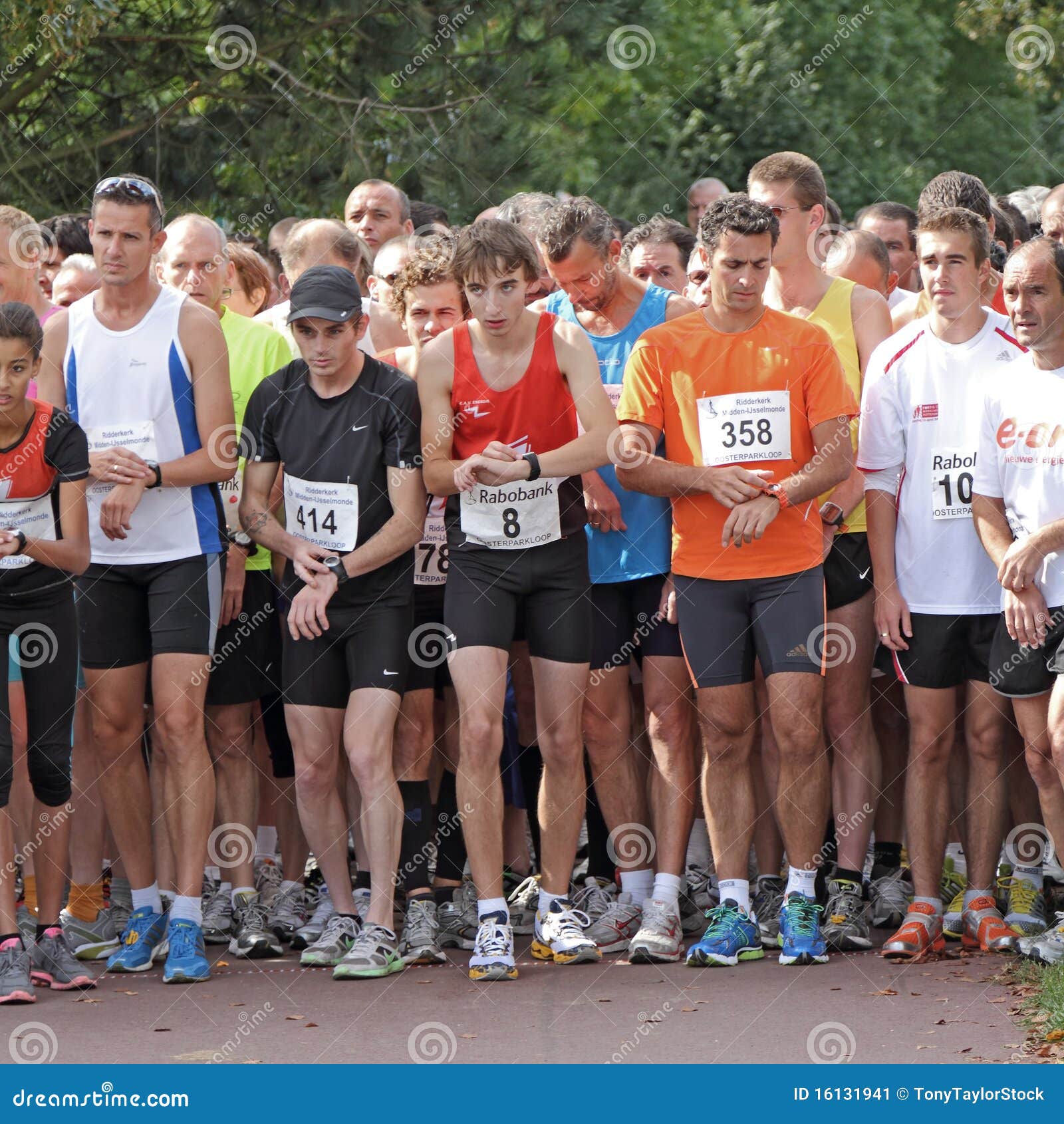 Runners waiting to start editorial photo. Image of moving - 16131941