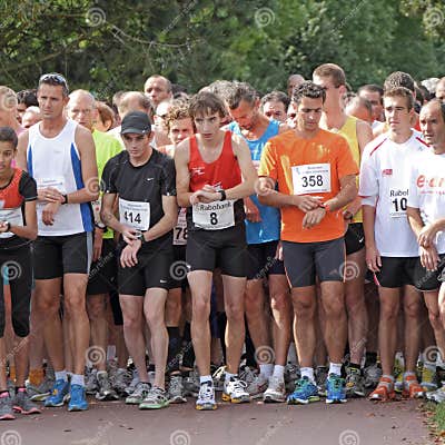 Runners waiting to start editorial photo. Image of moving - 16131941
