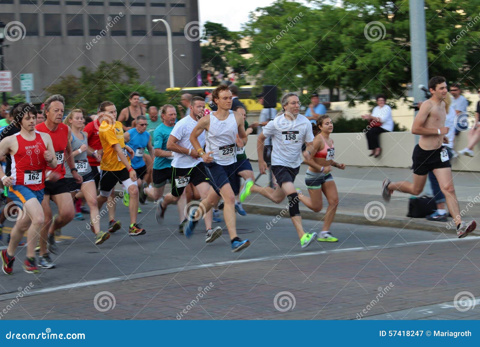 Running Race in Niagara Falls Editorial Photography - Image of people ...