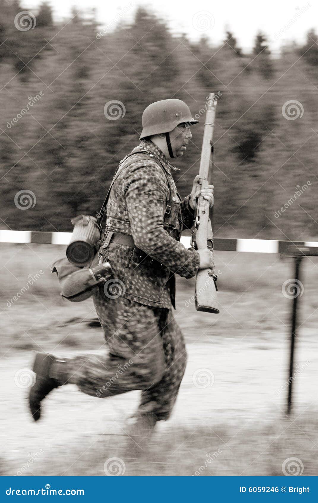 Running Soldier At Mincer Nivelle Battle Reenactment Editorial Photo ...