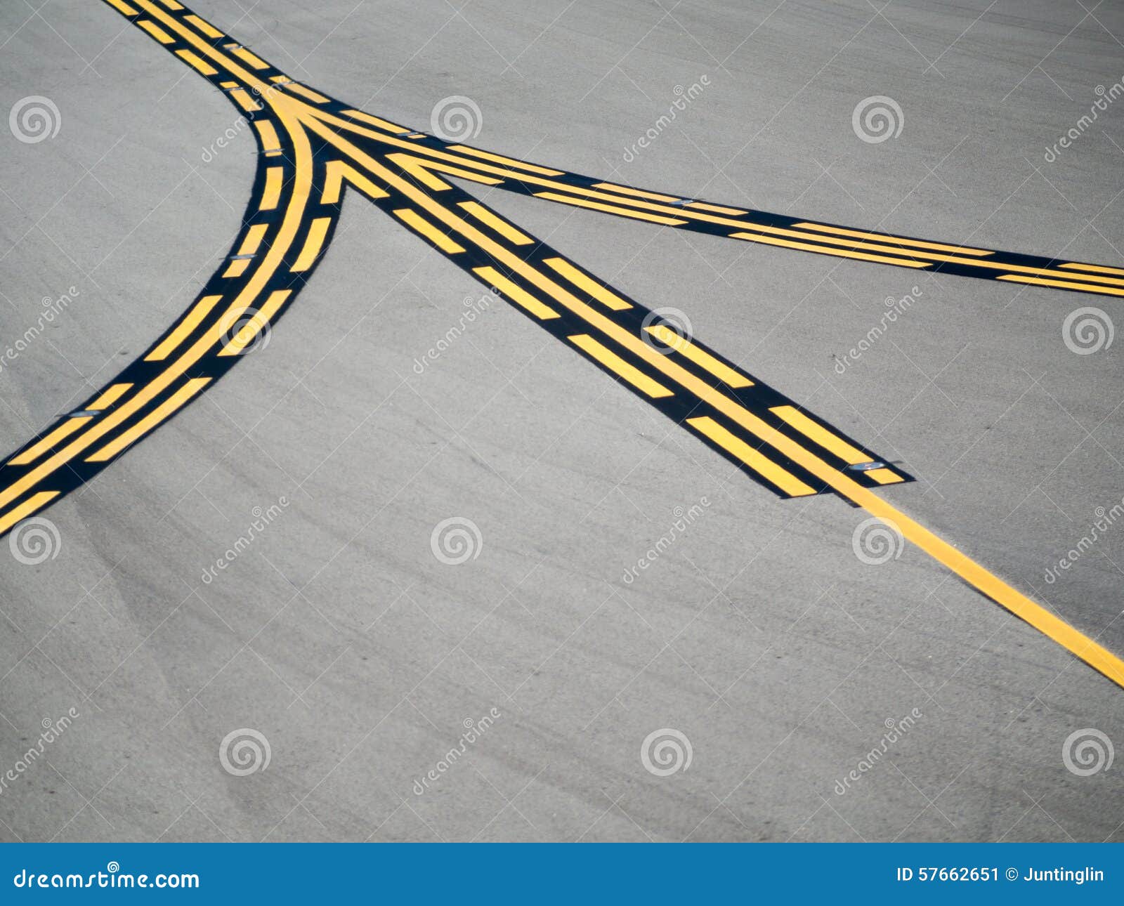 Runway S Yellow Black Guide Line Stock Image - Image of runway, dash ...