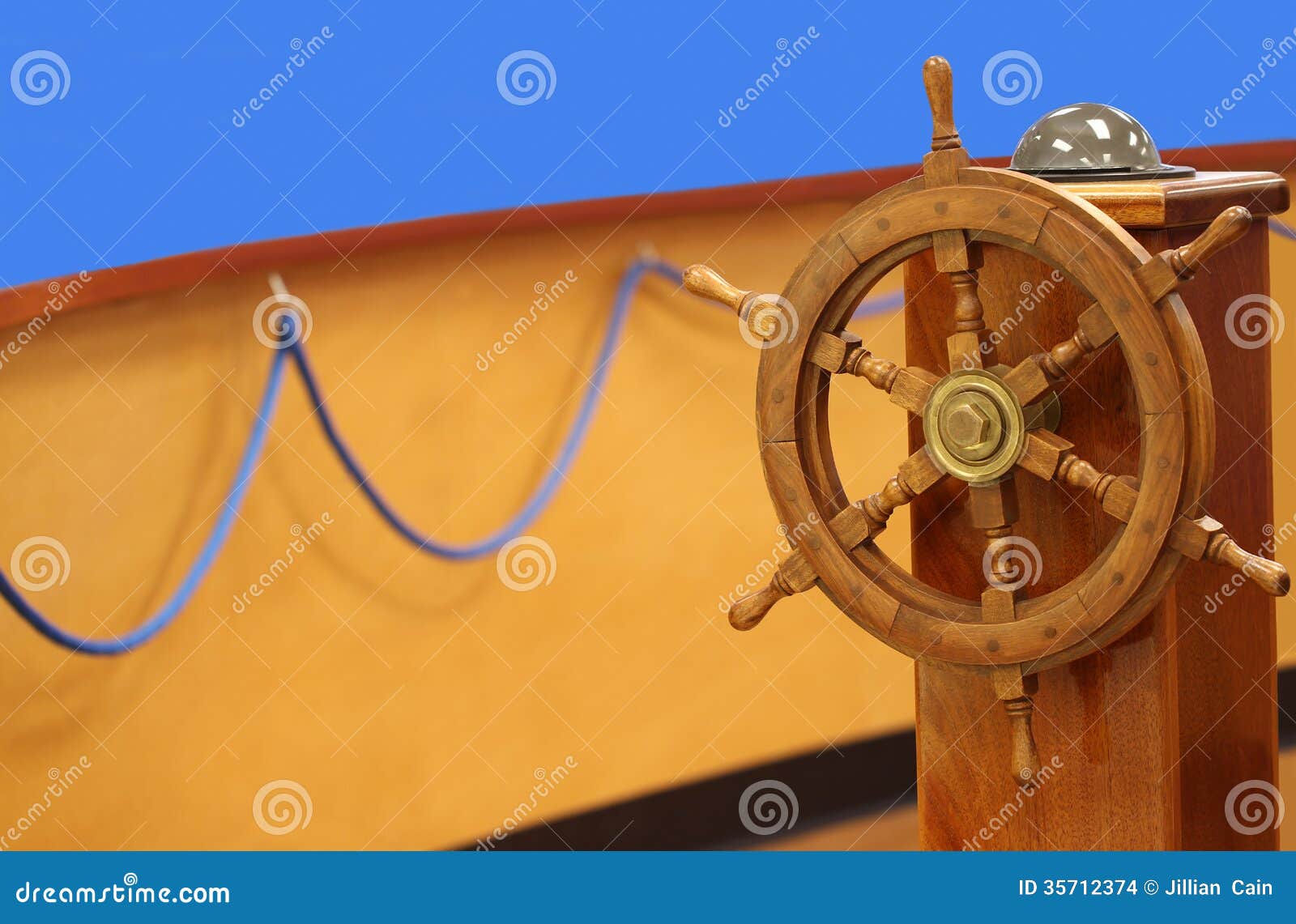 Ruota e bussola del timone fotografia stock. Immagine di avvicinamento ...