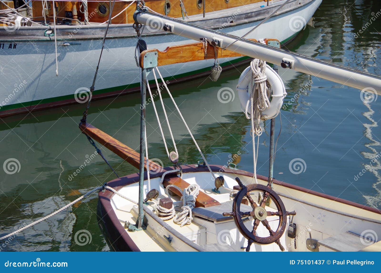 Ruota E Timone Della Barca a Vela Immagine Stock - Immagine di annata ...