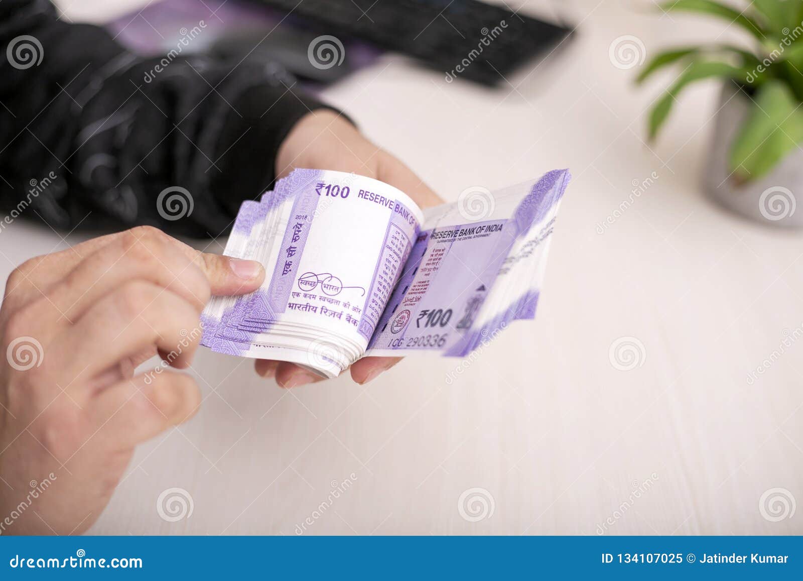 100 Rupee Indian Currency in Hand Stock Image - Image of banker ...