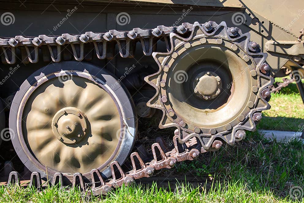 Rupsbanden Van De Oude Tank Stock Afbeelding - Image of gevolgd, band ...