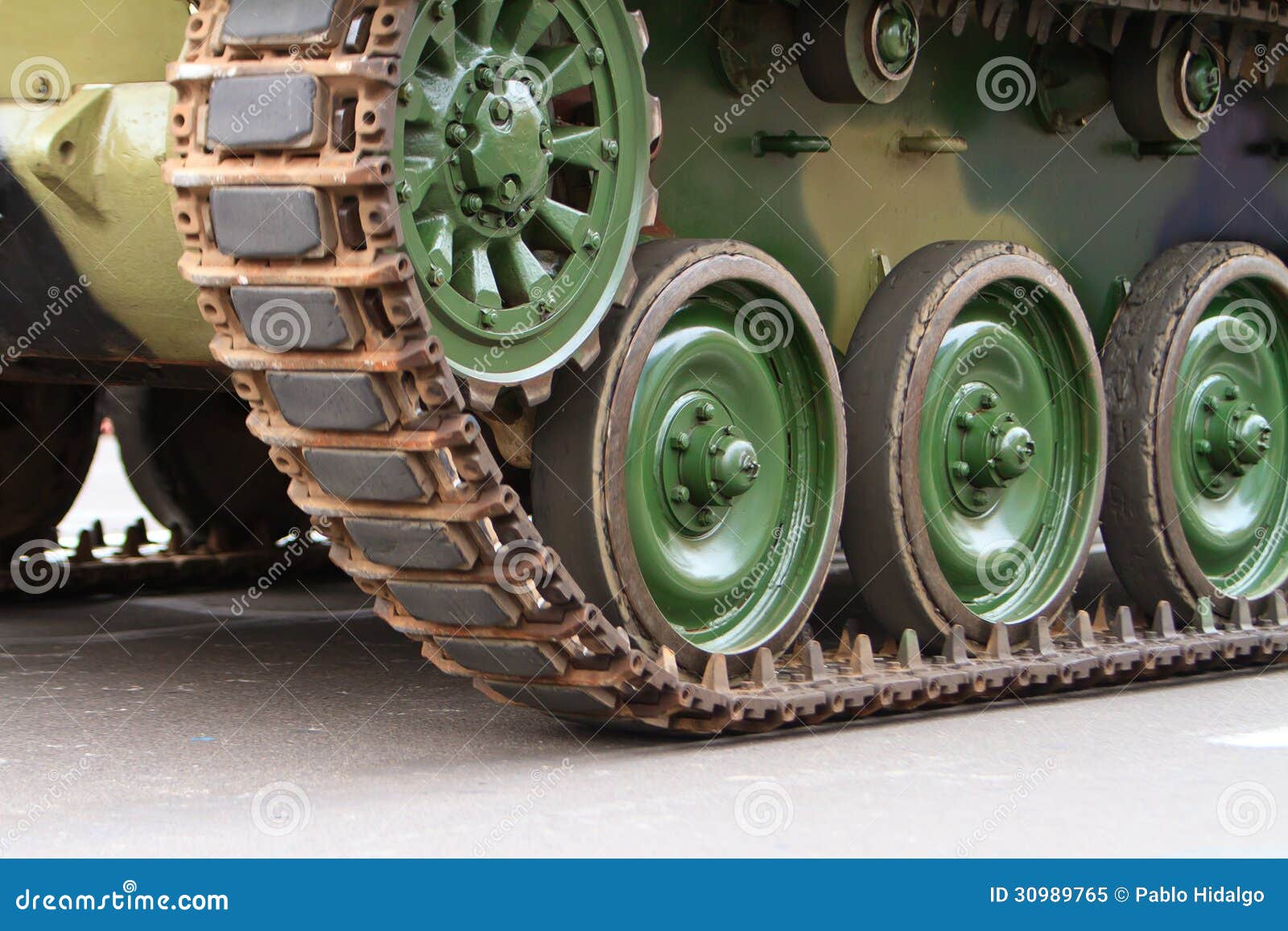 Rupsbanden van een tank stock afbeelding. Image of rupsband - 30989765