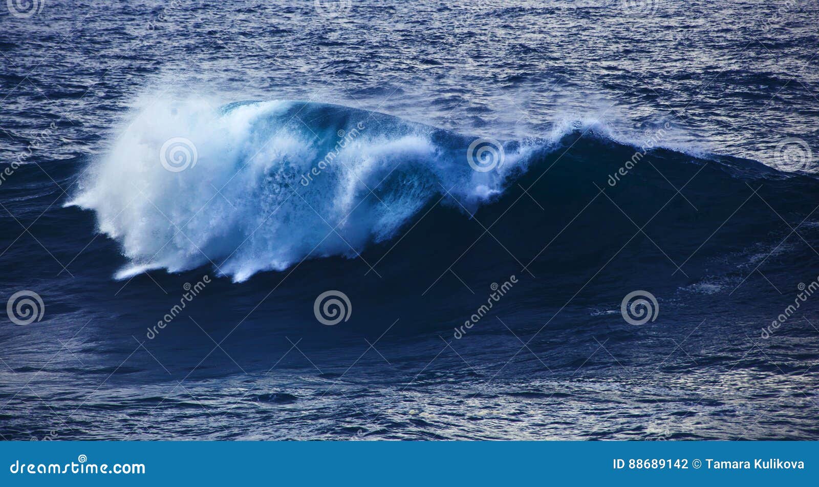 Rupture Puissante De Ressac Photo stock - Image of normal, mouvement ...