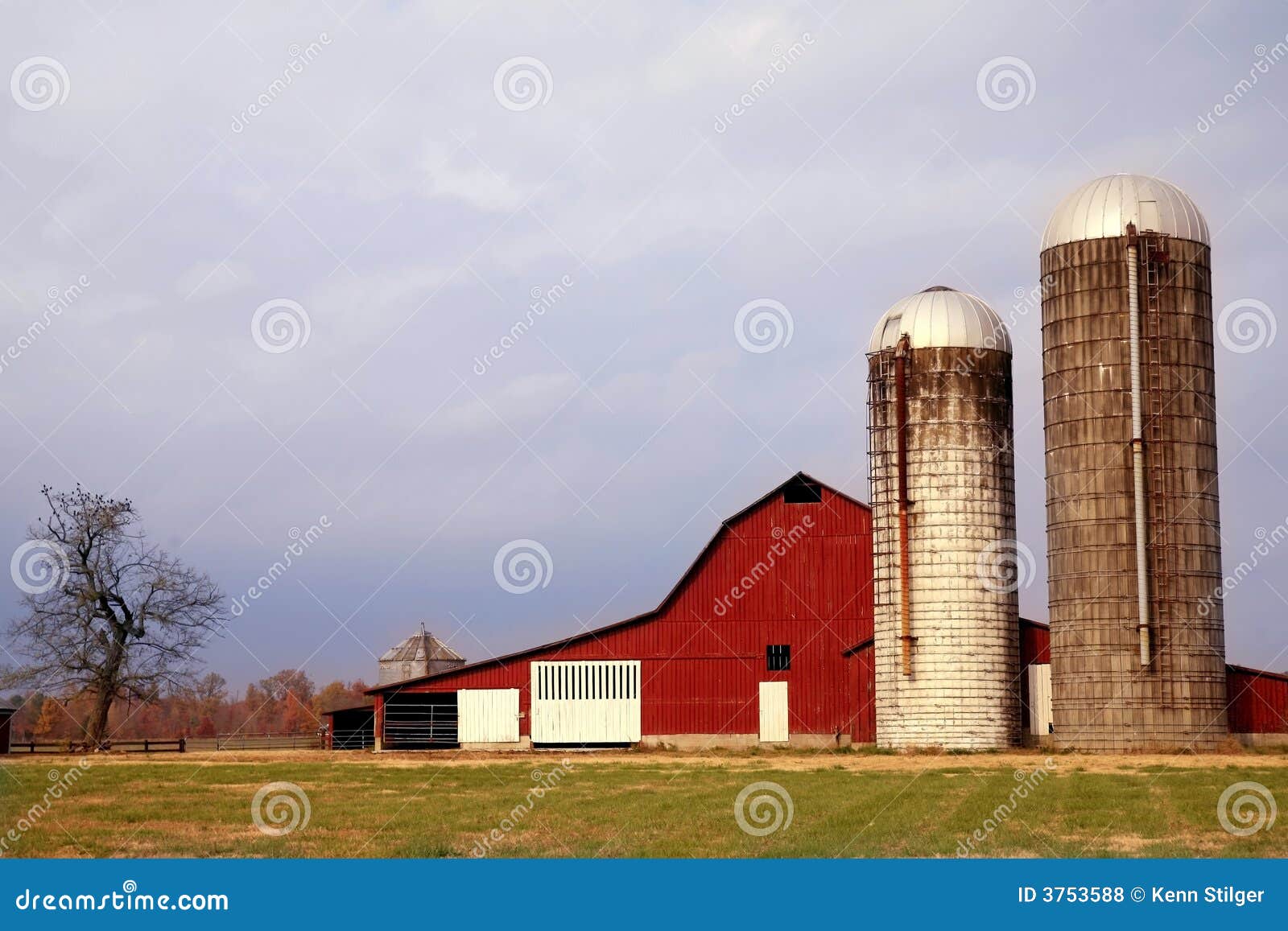 Rural Barn Tennessee stock photo. Image of farmland, field - 3753588