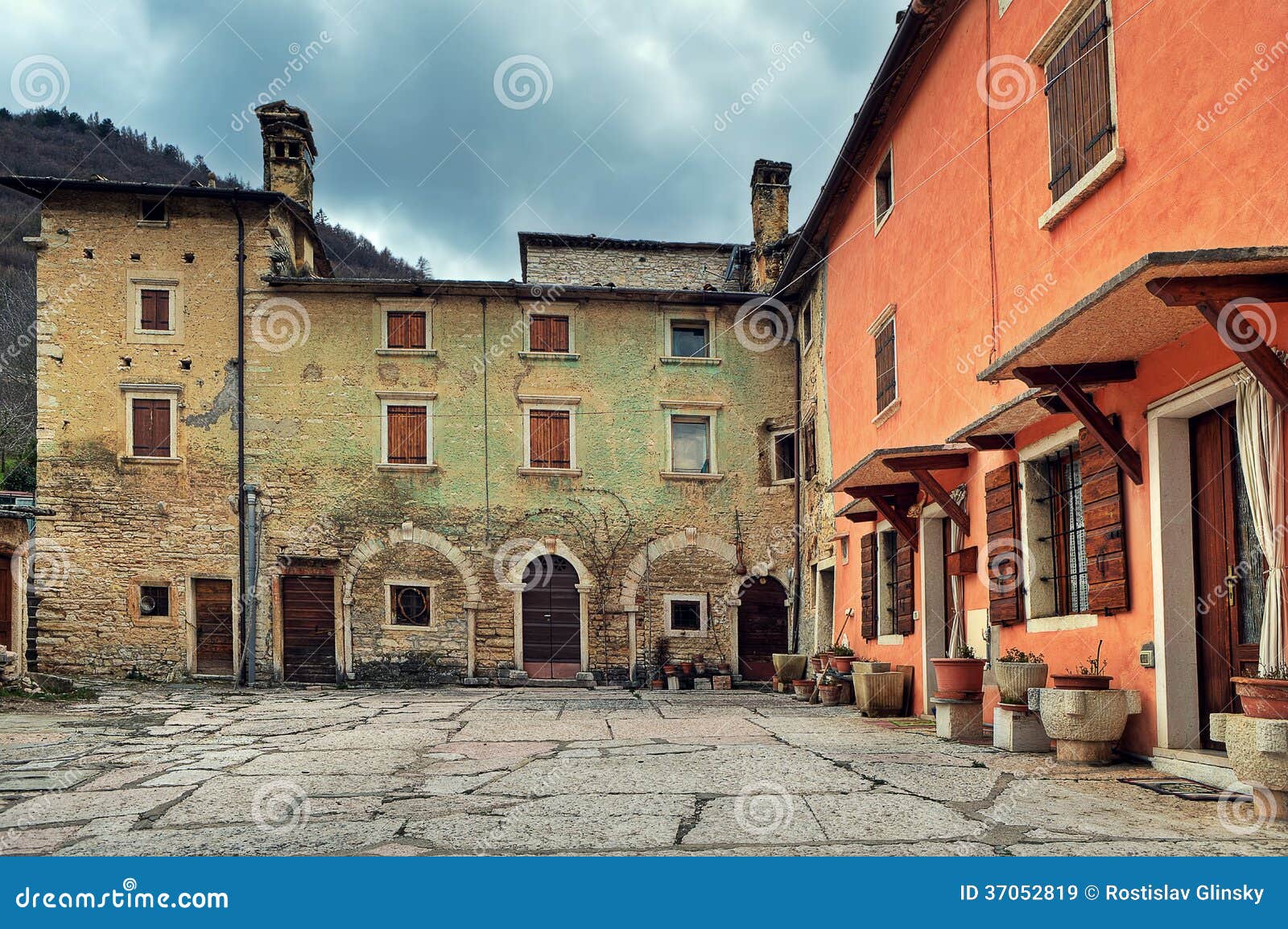 Rural house and courtyard. stock image. Image of italy - 37052819