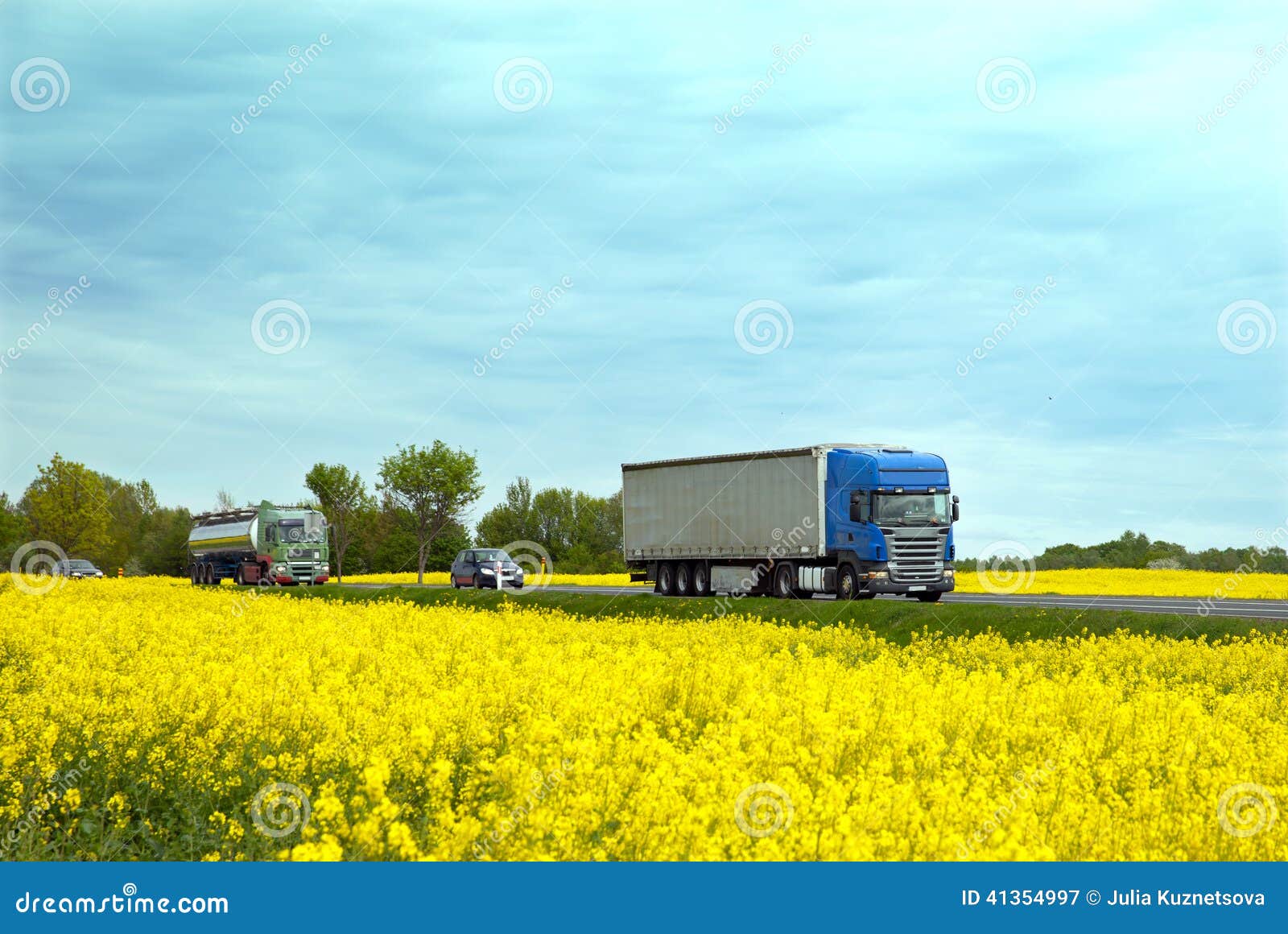 The Rural Road with Traffic Stock Image - Image of blossom, bloom: 41354997