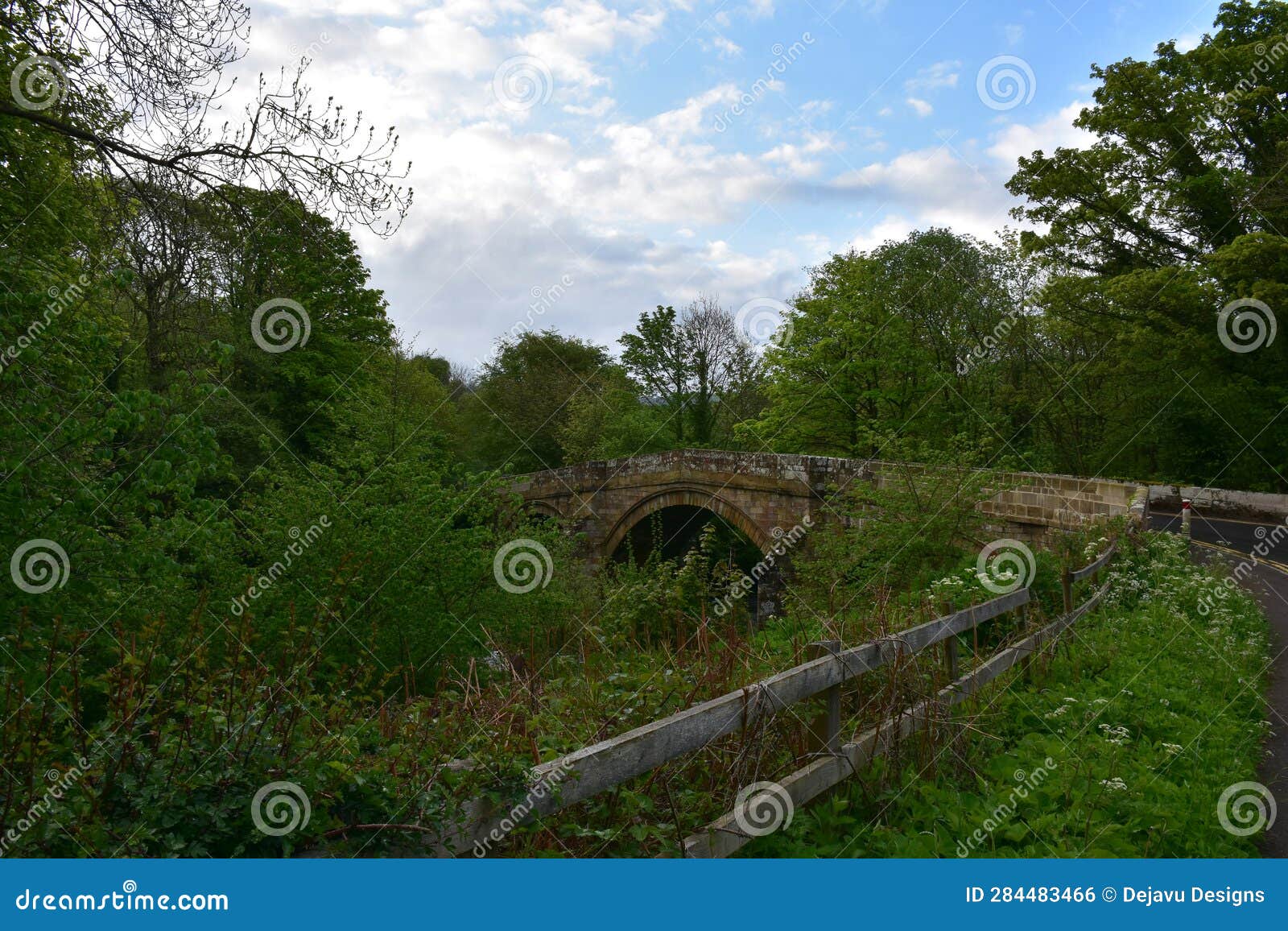 Rural Stone Arched Bridge Over a Small Stream in England Stock Photo ...