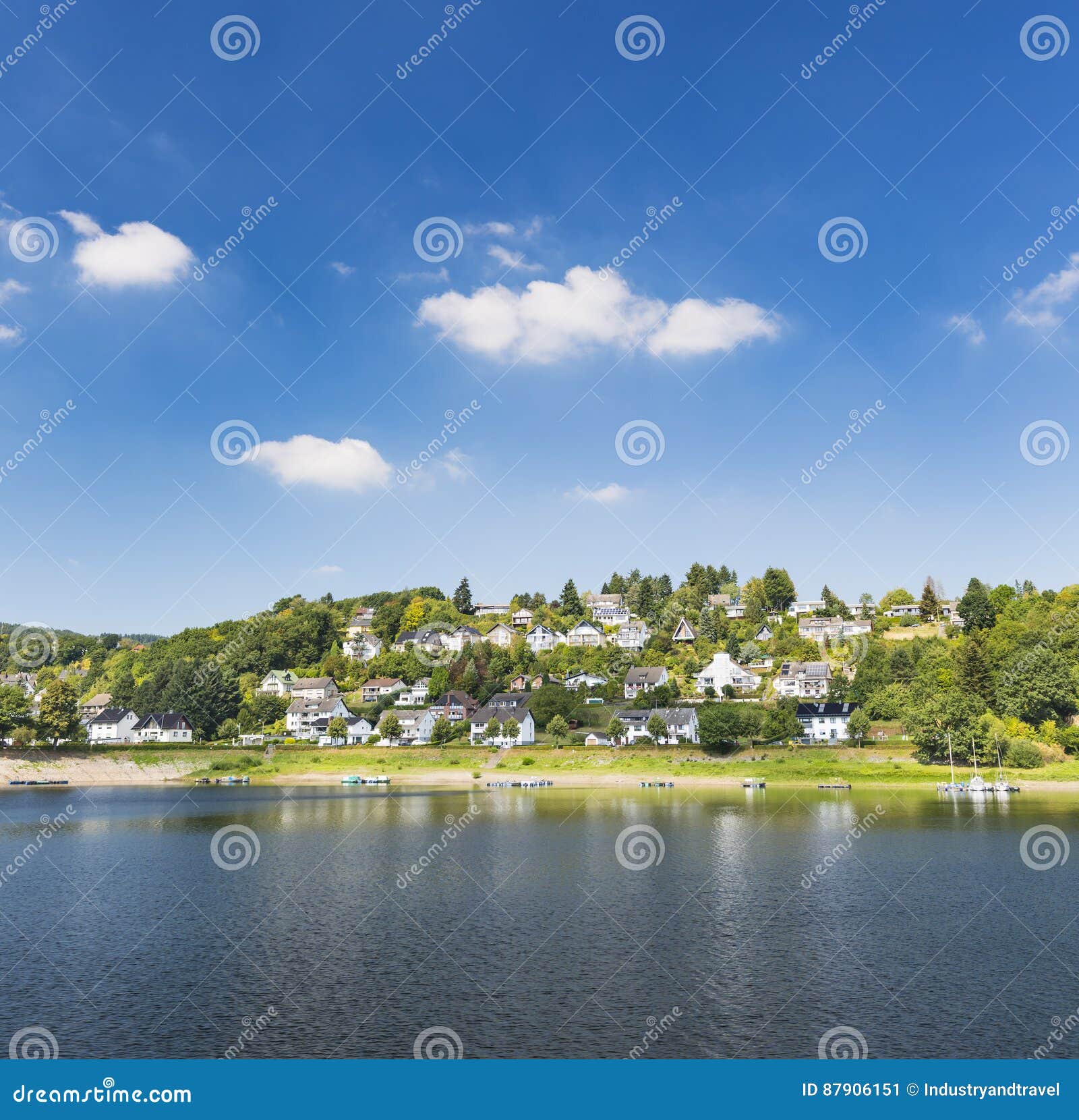 Rurberg am See Rursee, Deutschland Stockbild - Bild von hügel, häuser ...
