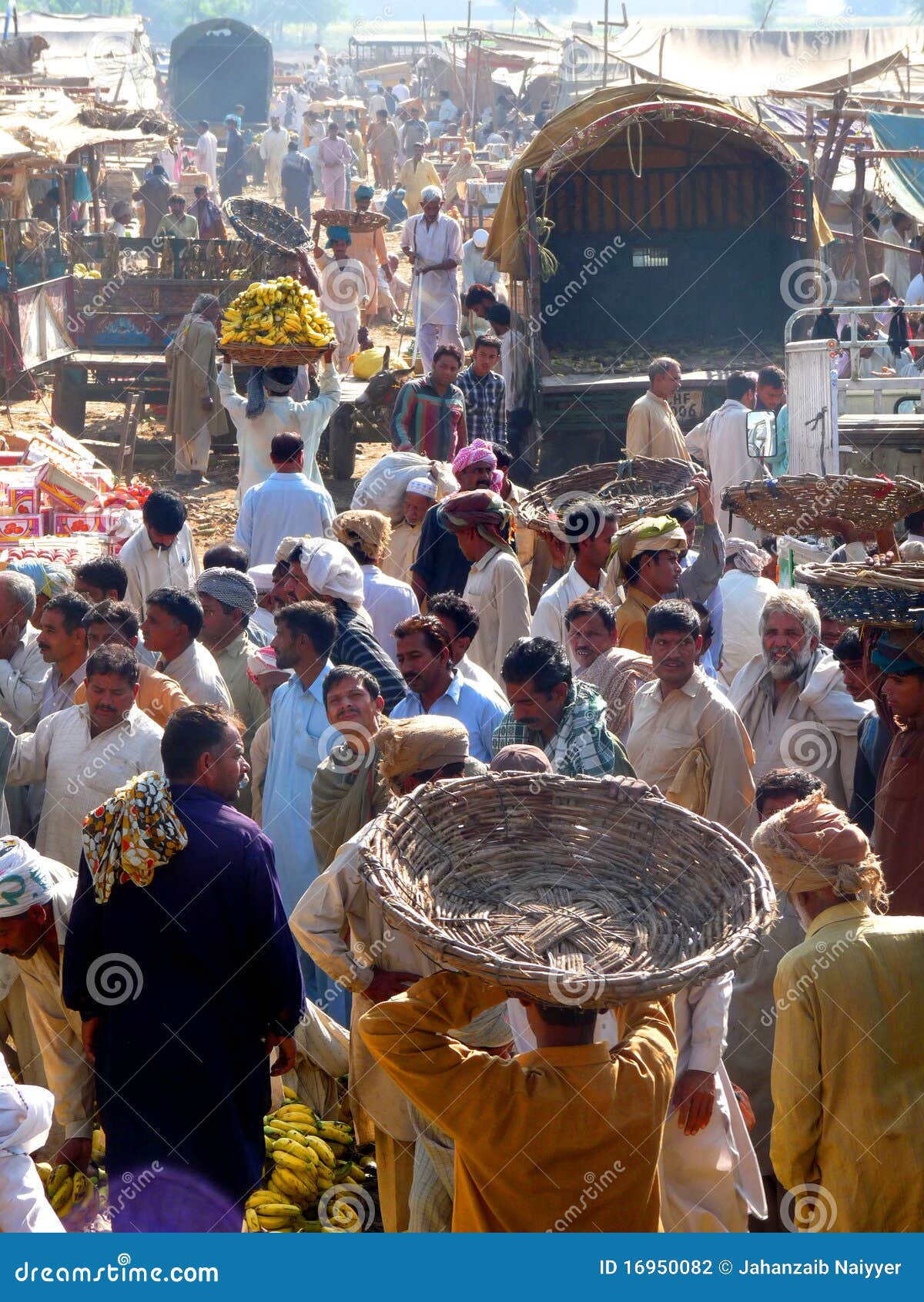 Rush in Fruit and Vegetable Market Editorial Photography - Image of ...