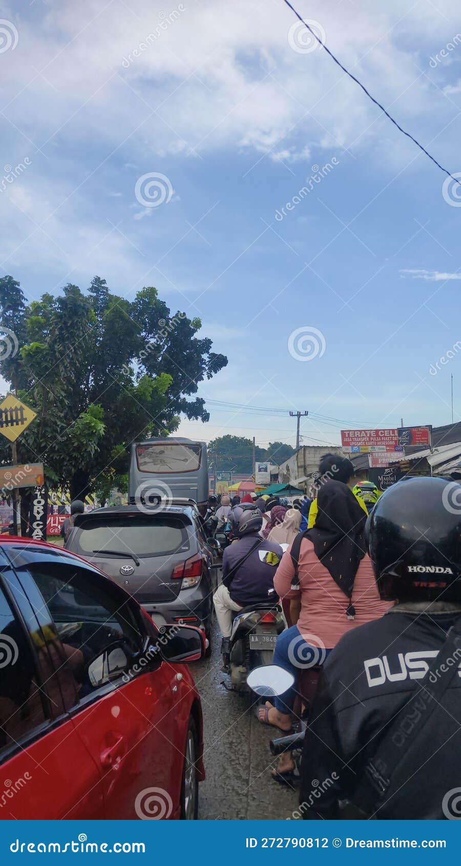 Rush hour traffic editorial photography. Image of village - 272790812