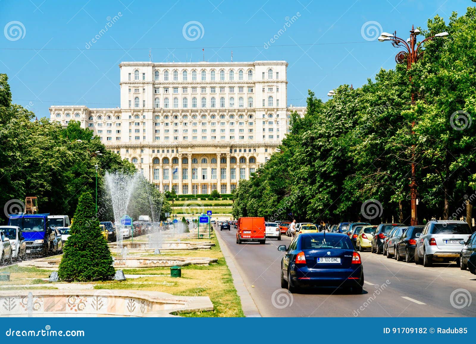Rush Hour Traffic in Union Square Piata Unirii in Bucharest Editorial ...