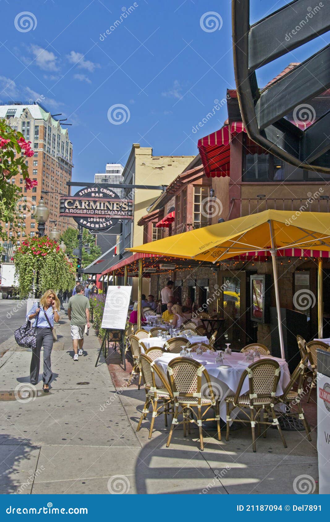 Rush Street in Chicago editorial stock image. Image of tables - 21187094