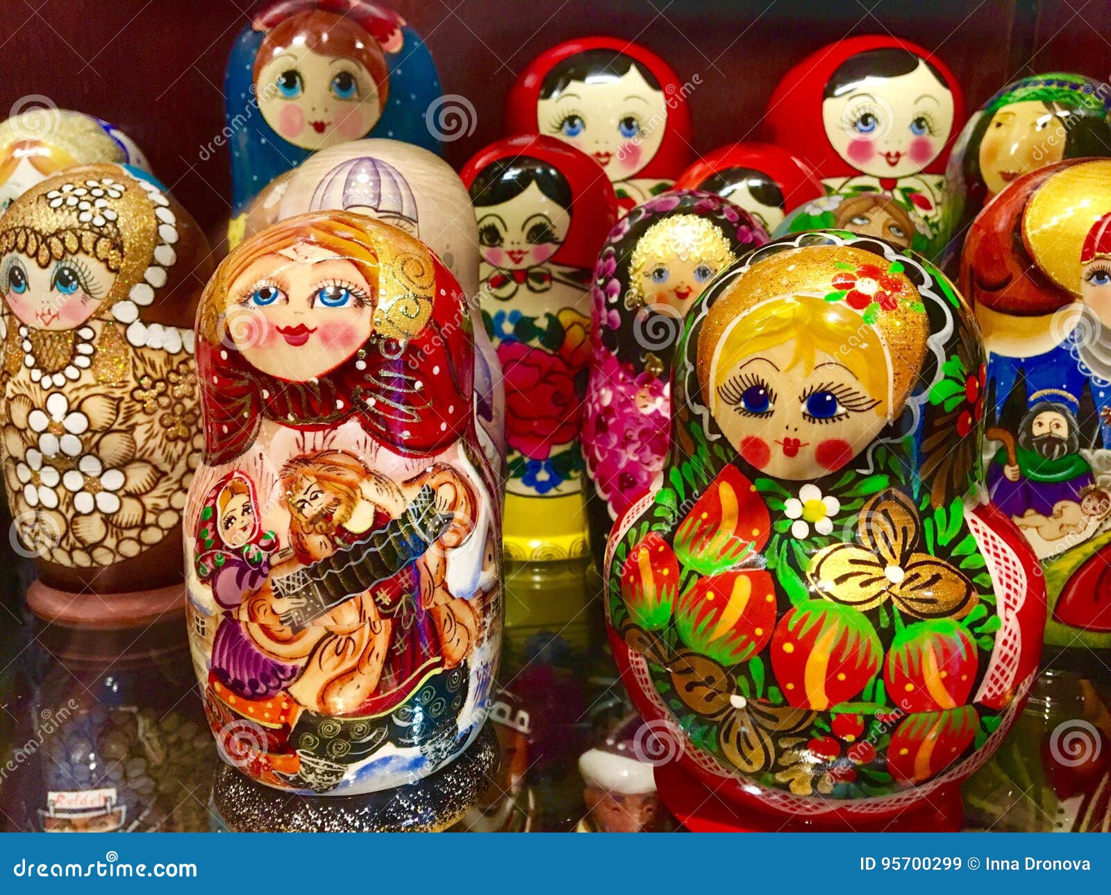 Russe Matreshka image stock. Image du effectué, couleurs - 95700299