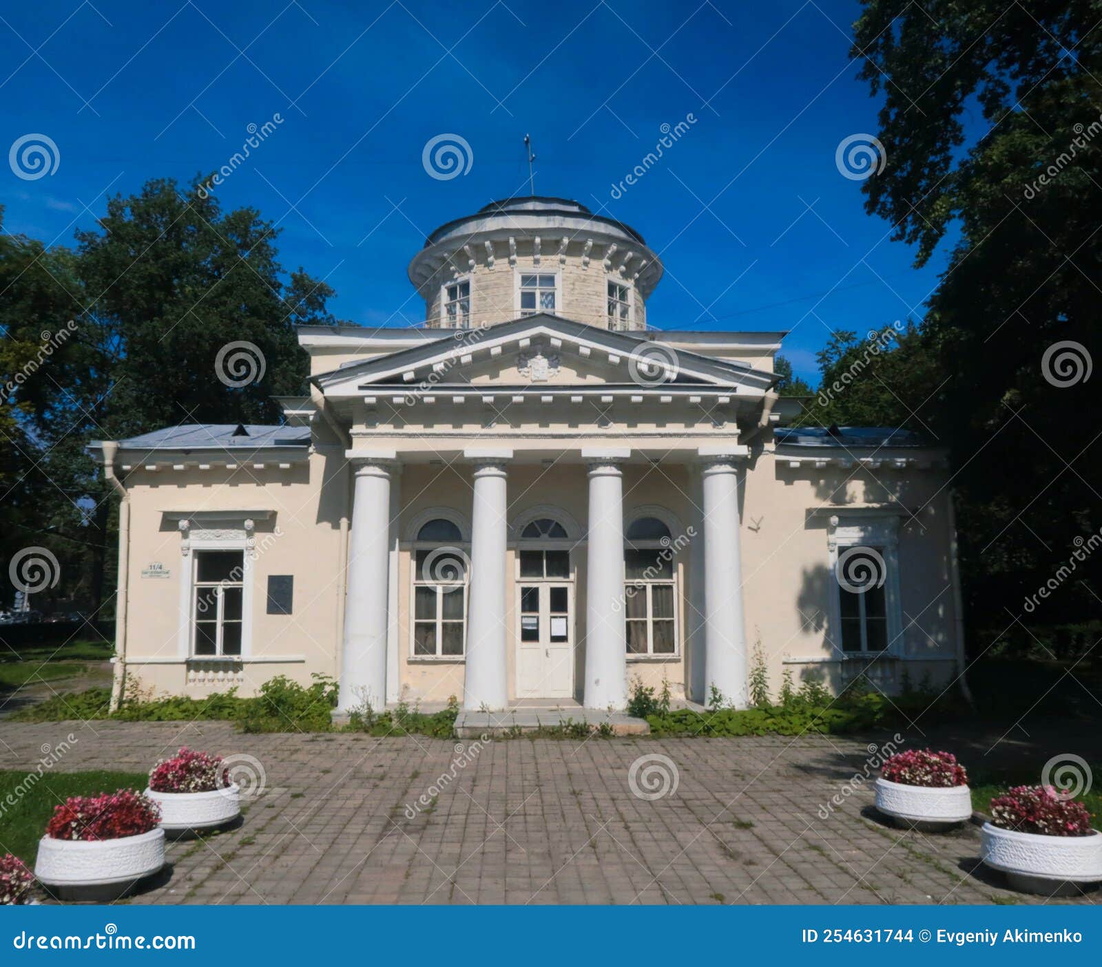 RUSSIA, PETERHOF - AUGUST 20, 2022: Strukov House in New Peterhof ...